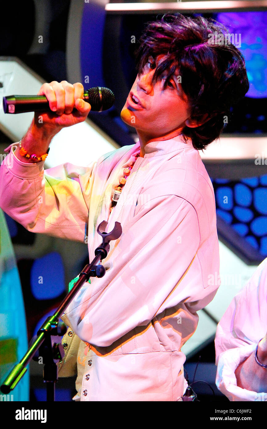 Mika makes an appearance and performs on the Spanish TV show El ...