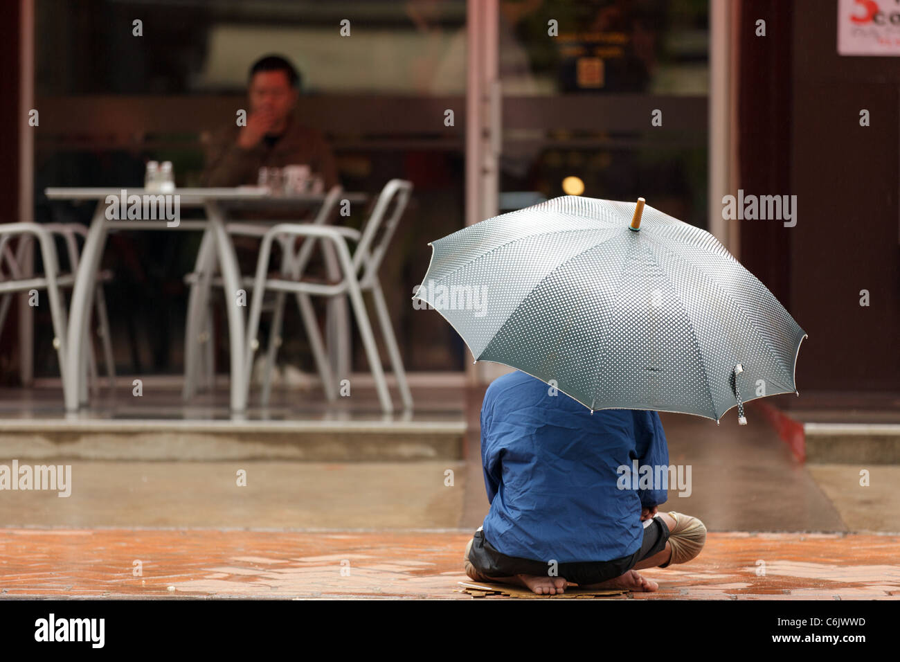 Homeless rain hi-res stock photography and images - Alamy