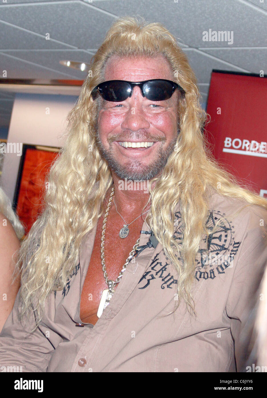 Bounty Hunter Duane "The Dog" Chapman signing a new book called 'Where ...