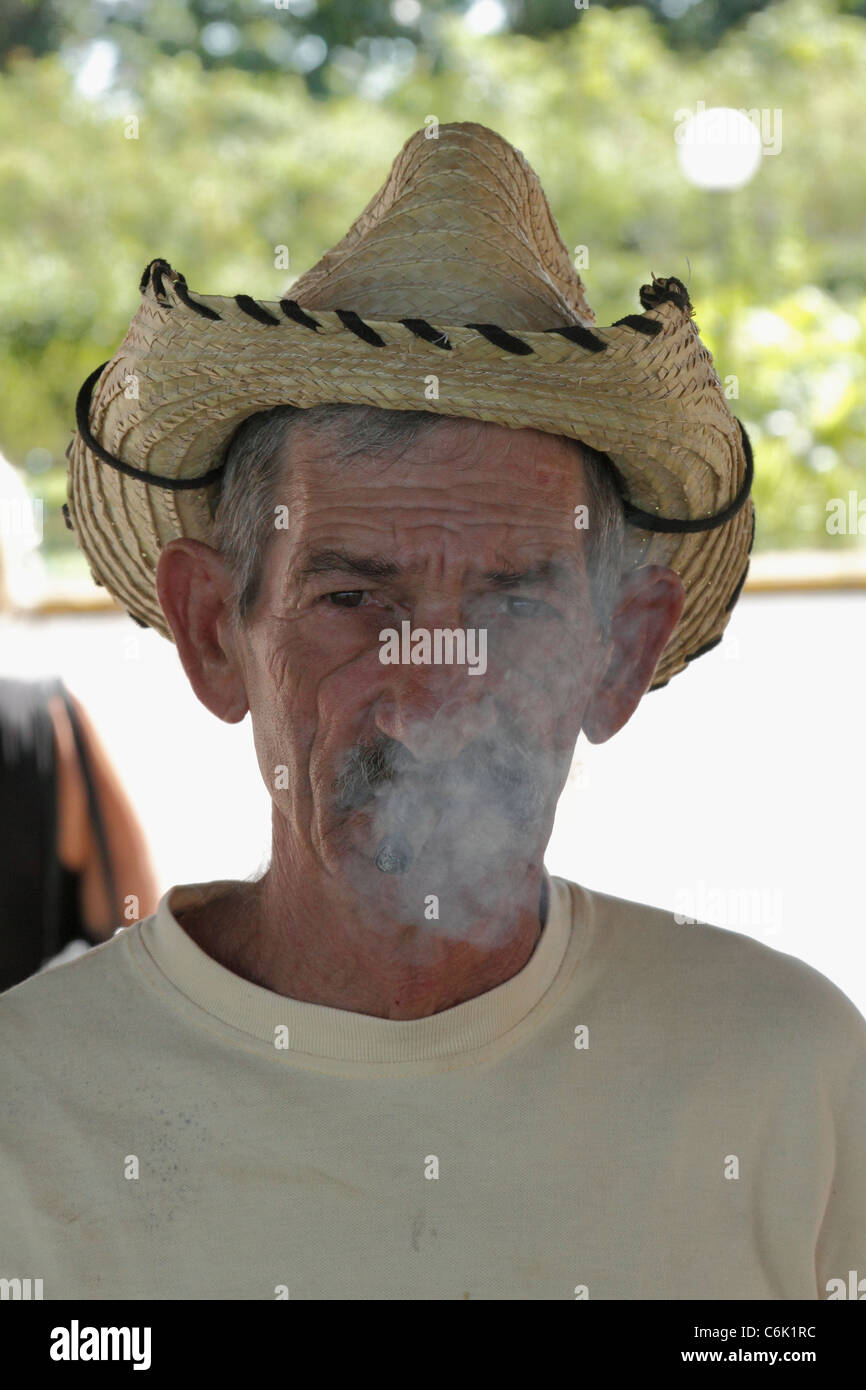 Cuba cuban cigar smoke hi-res stock photography and images - Alamy
