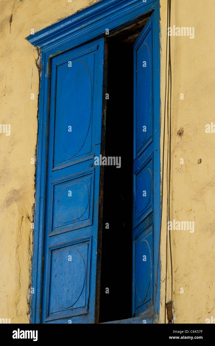 Old peruvian home house building hi-res stock photography and images ...