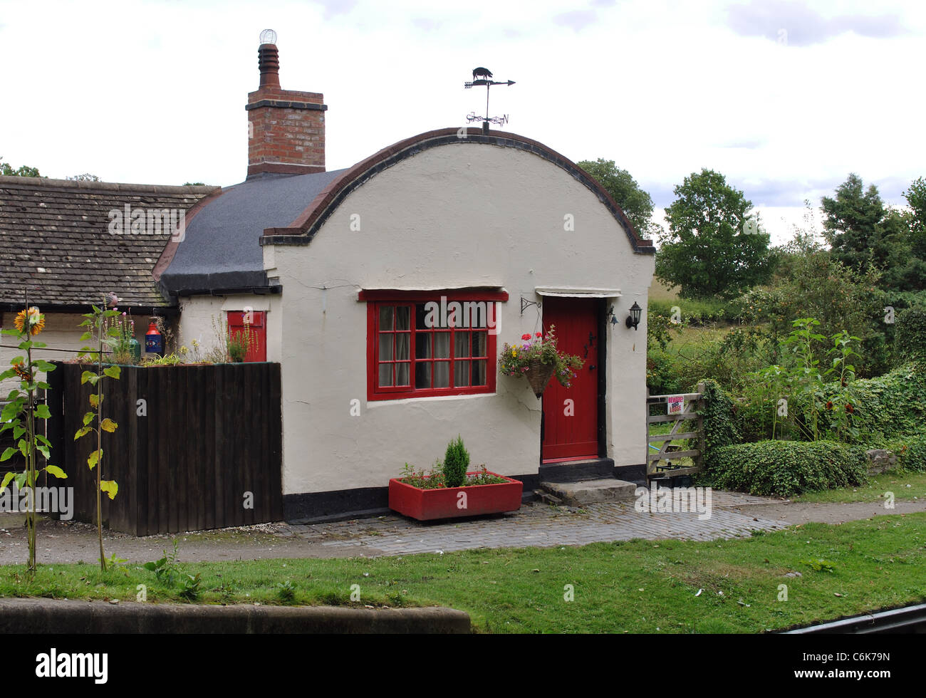 English canal lockkeeper cottage hi-res stock photography and images ...