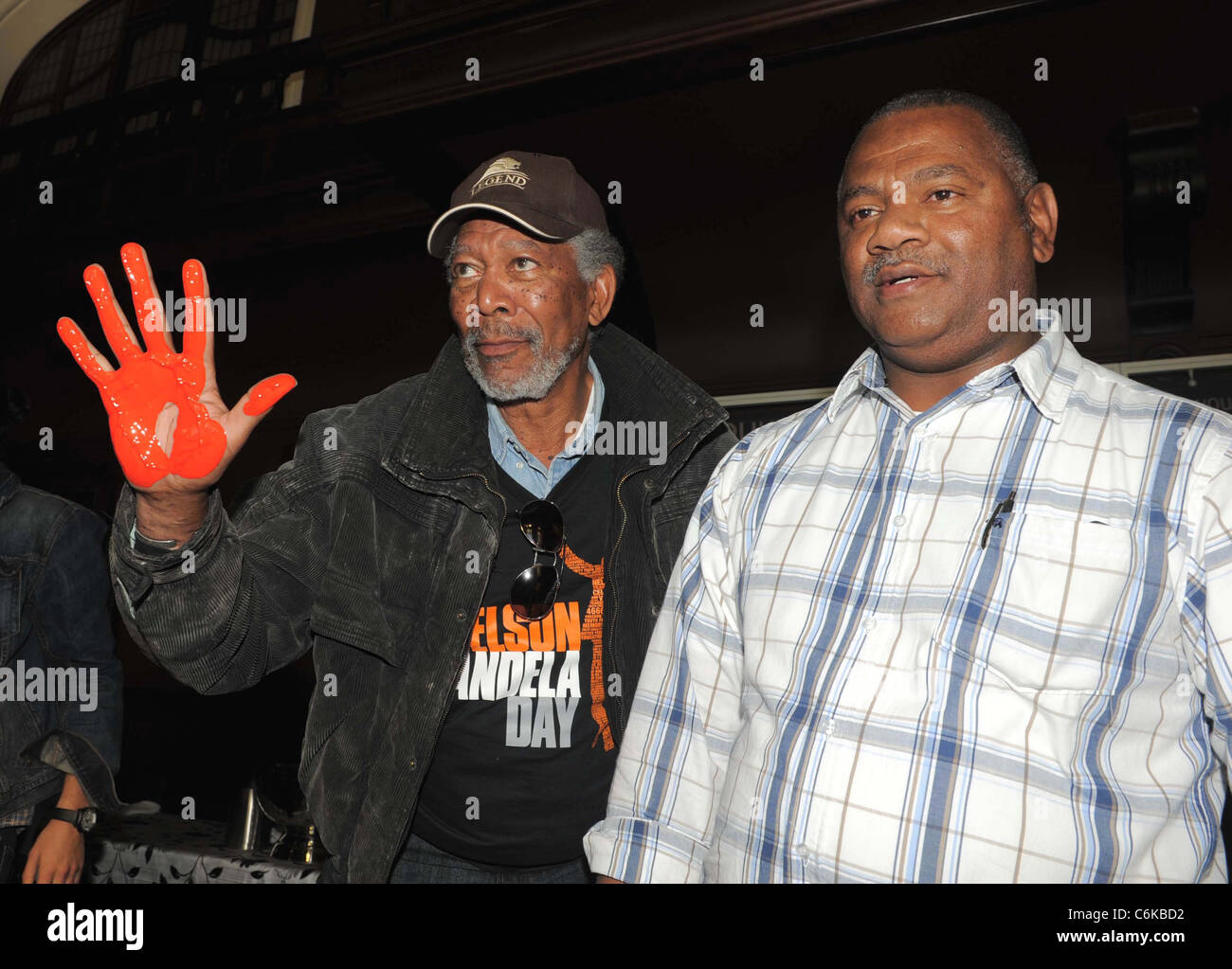 Morgan Freeman adding his handprint to the Mandela Legacy Canvas with ...