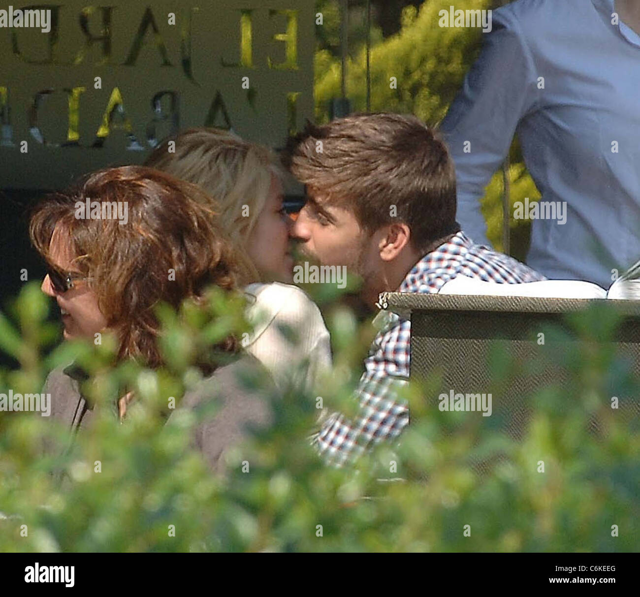 Shakira And Pique Kiss