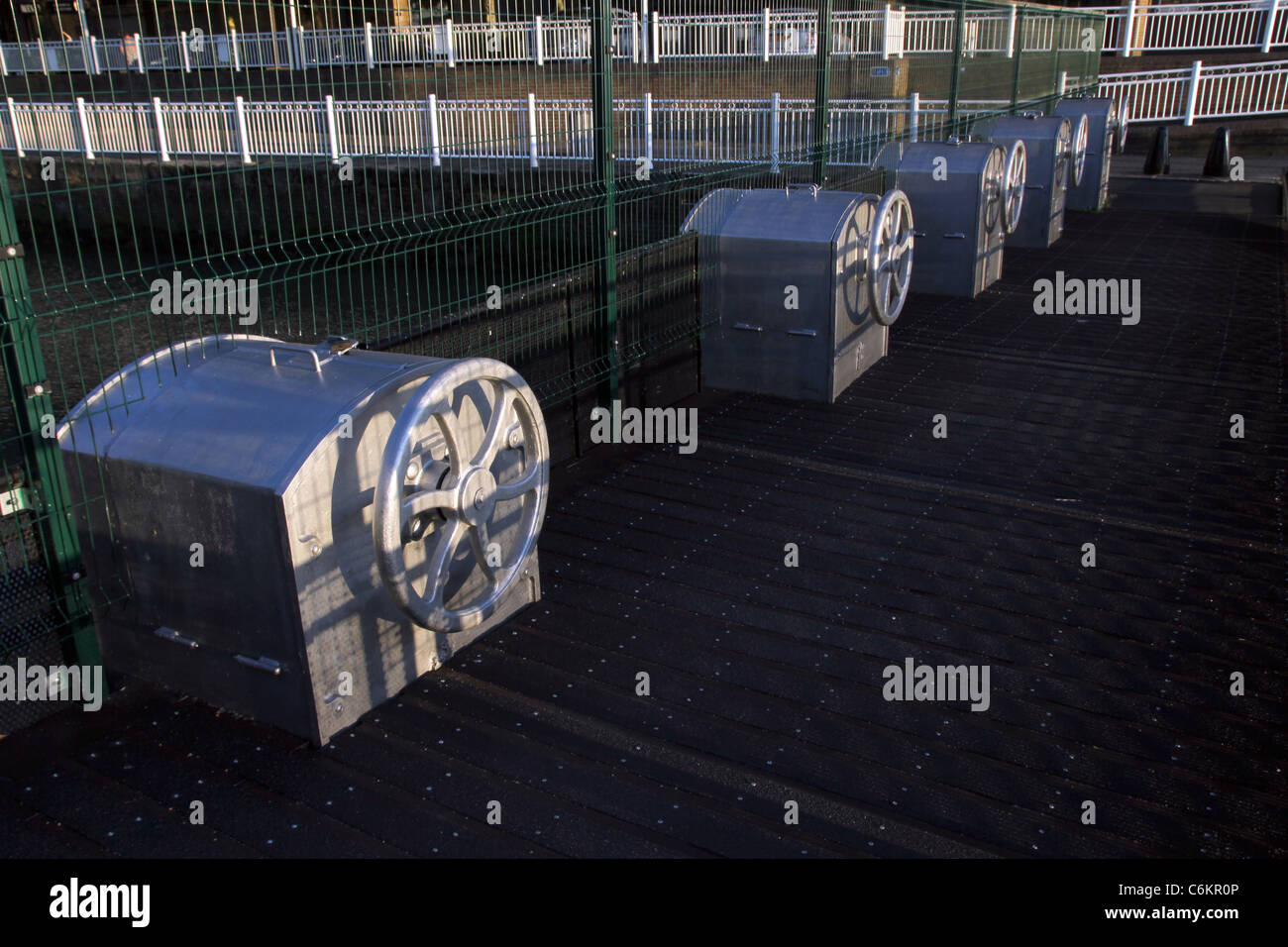 Canal lock canary wharf london hi-res stock photography and images - Alamy