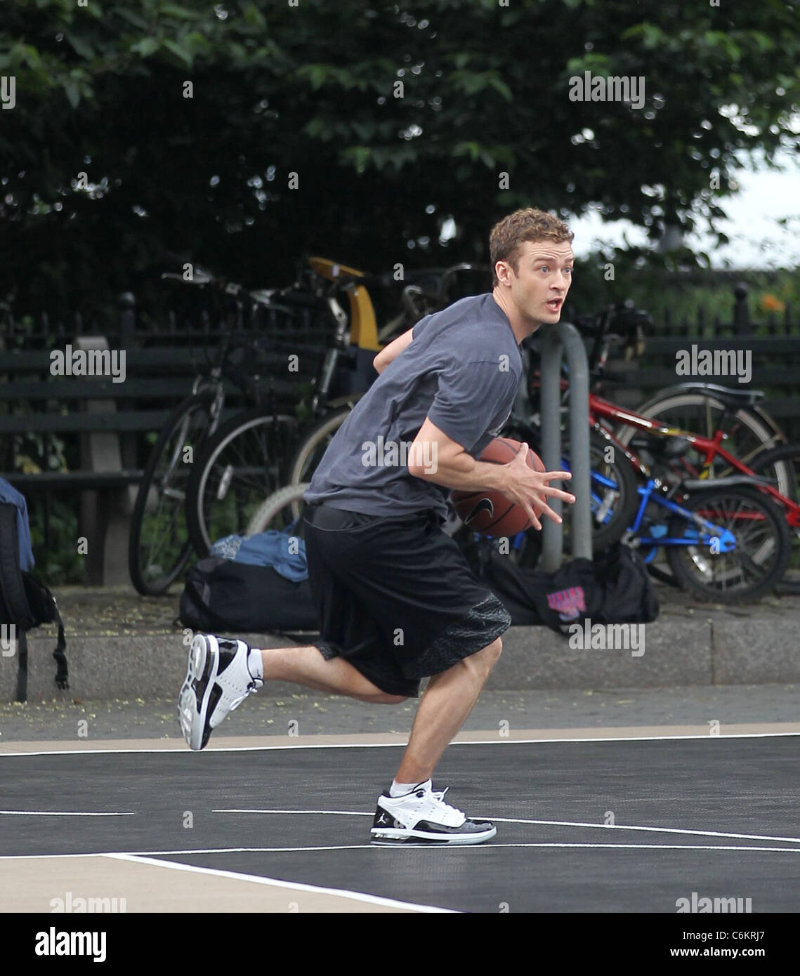 Justin Timberlake plays basketball on the set of his new movie 'Friends ...