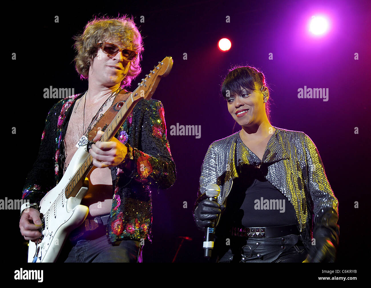 Simon Bartholomew and N'Dea Davenport of Brand New Heavies performing ...