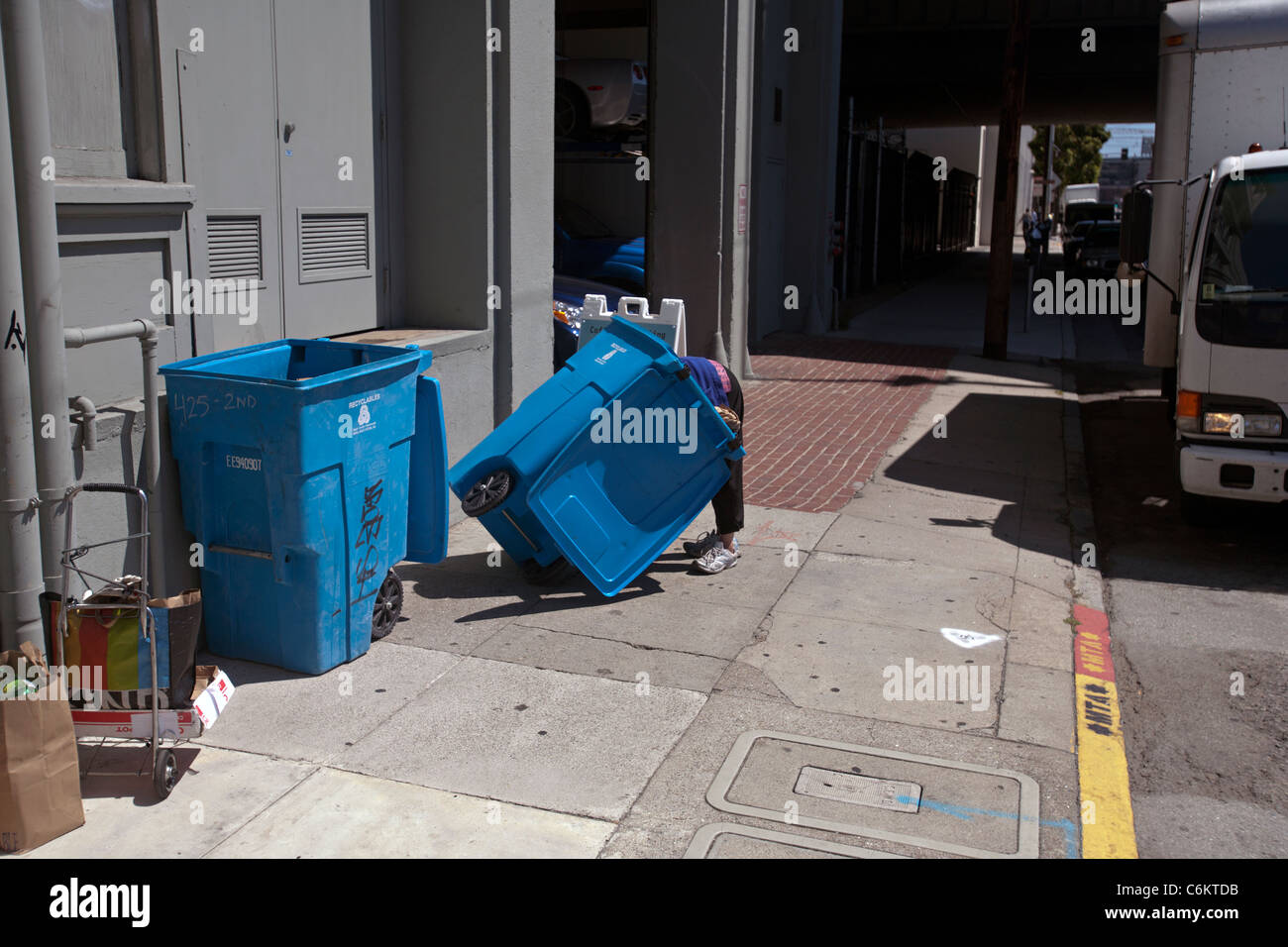 woman searching a garbage can in san francisco Stock Photo - Alamy