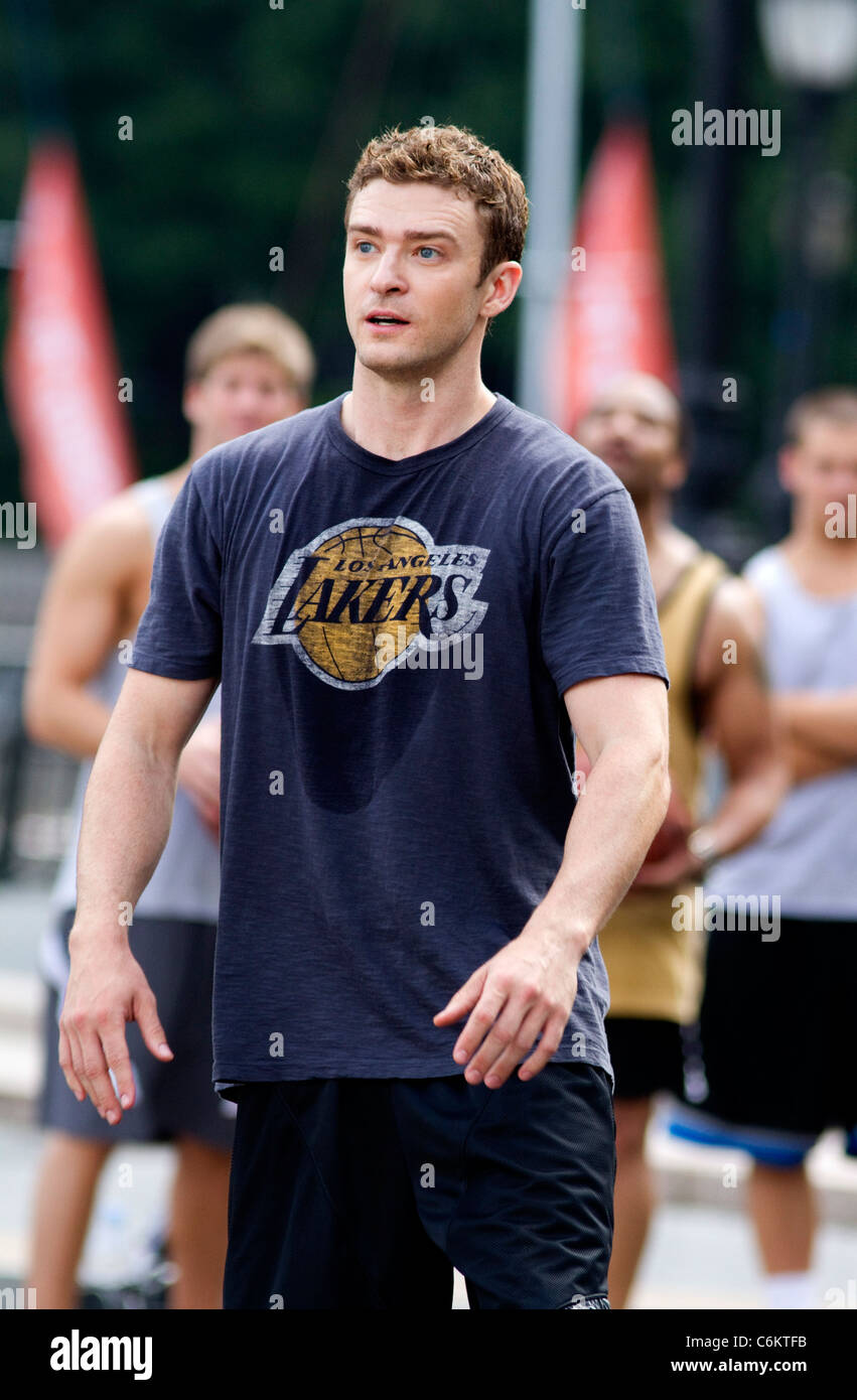 Justin Timberlake plays basketball on the set of his new movie 'Friends ...