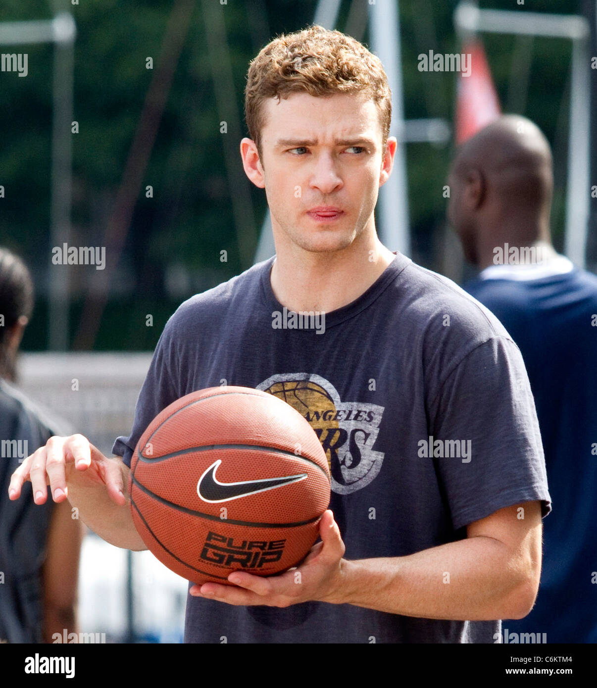 Justin Timberlake plays basketball on the set of his new movie 'Friends ...