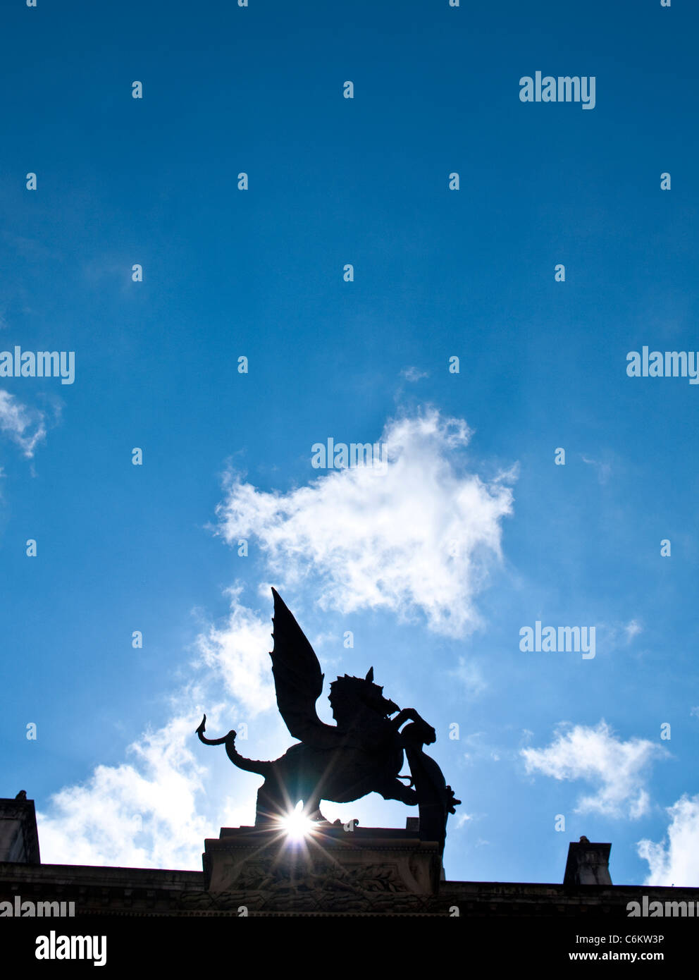 Dragon statue fleet street hi-res stock photography and images - Alamy