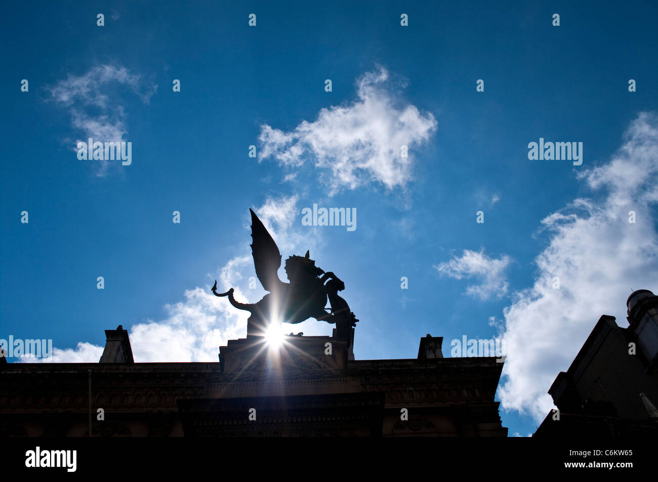 Dragon statue fleet street hi-res stock photography and images - Alamy
