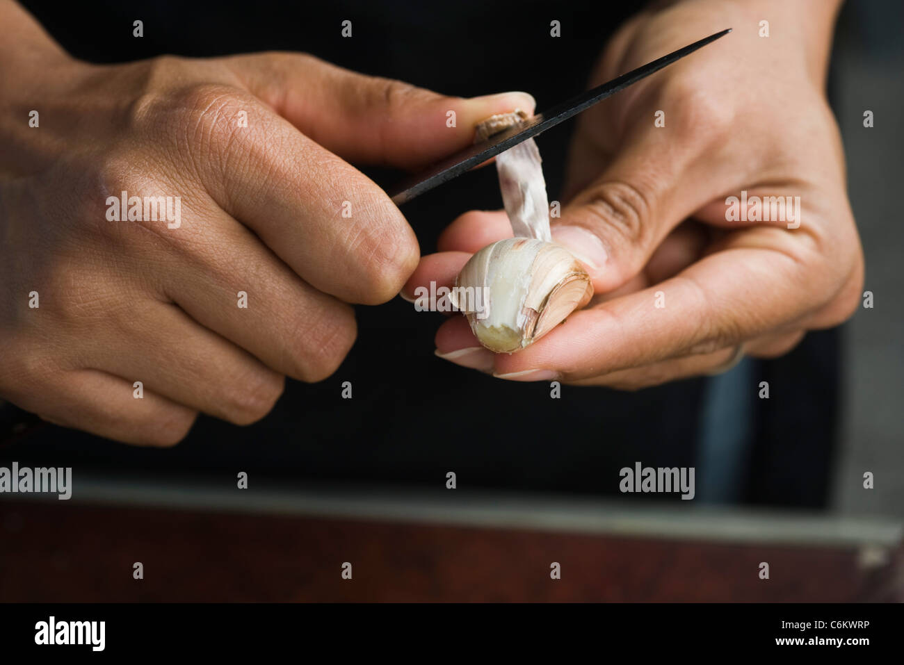 Peeling fresh garlic Stock Photo - Alamy