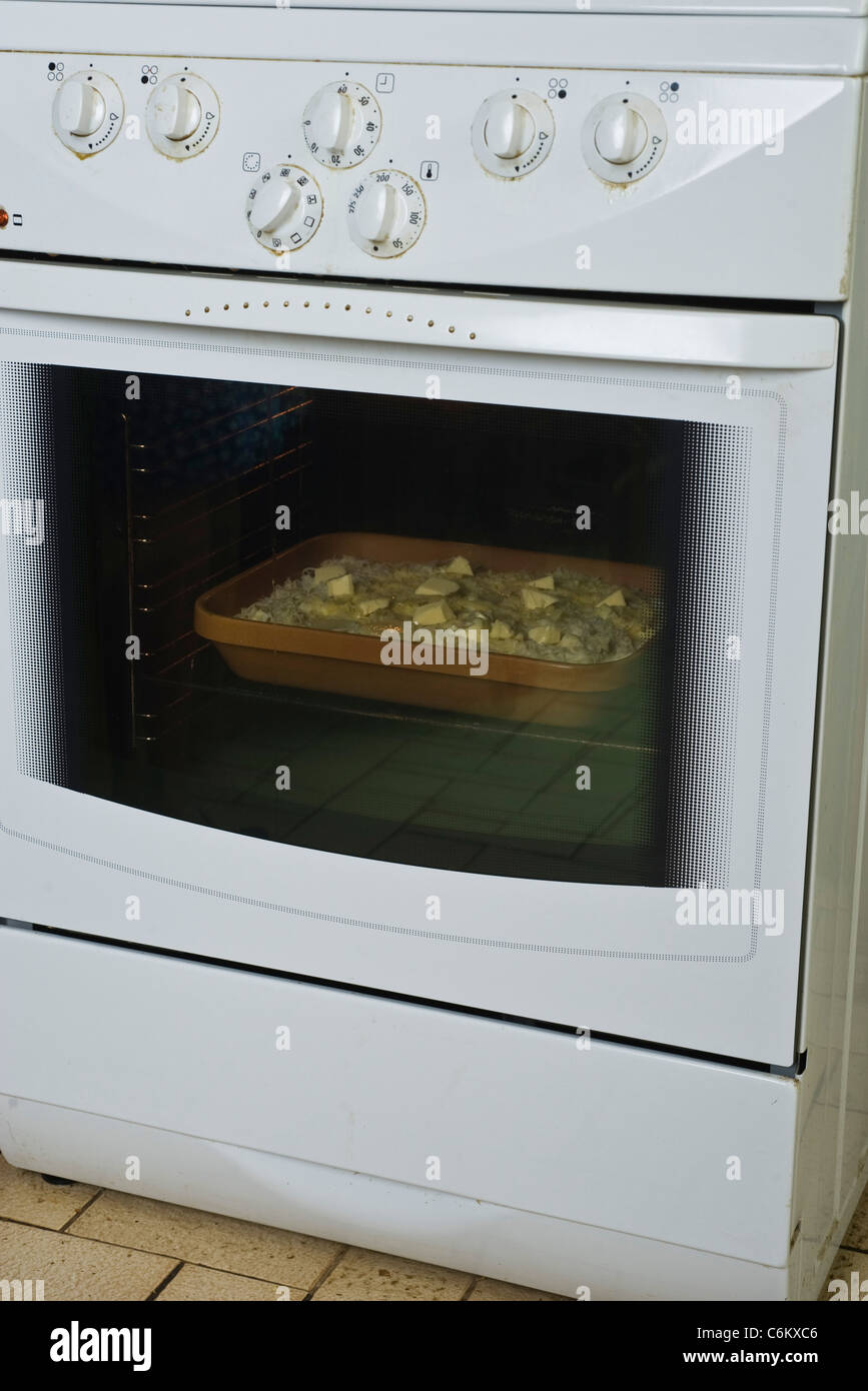 Baking Eva's potatoes au gratin Stock Photo - Alamy