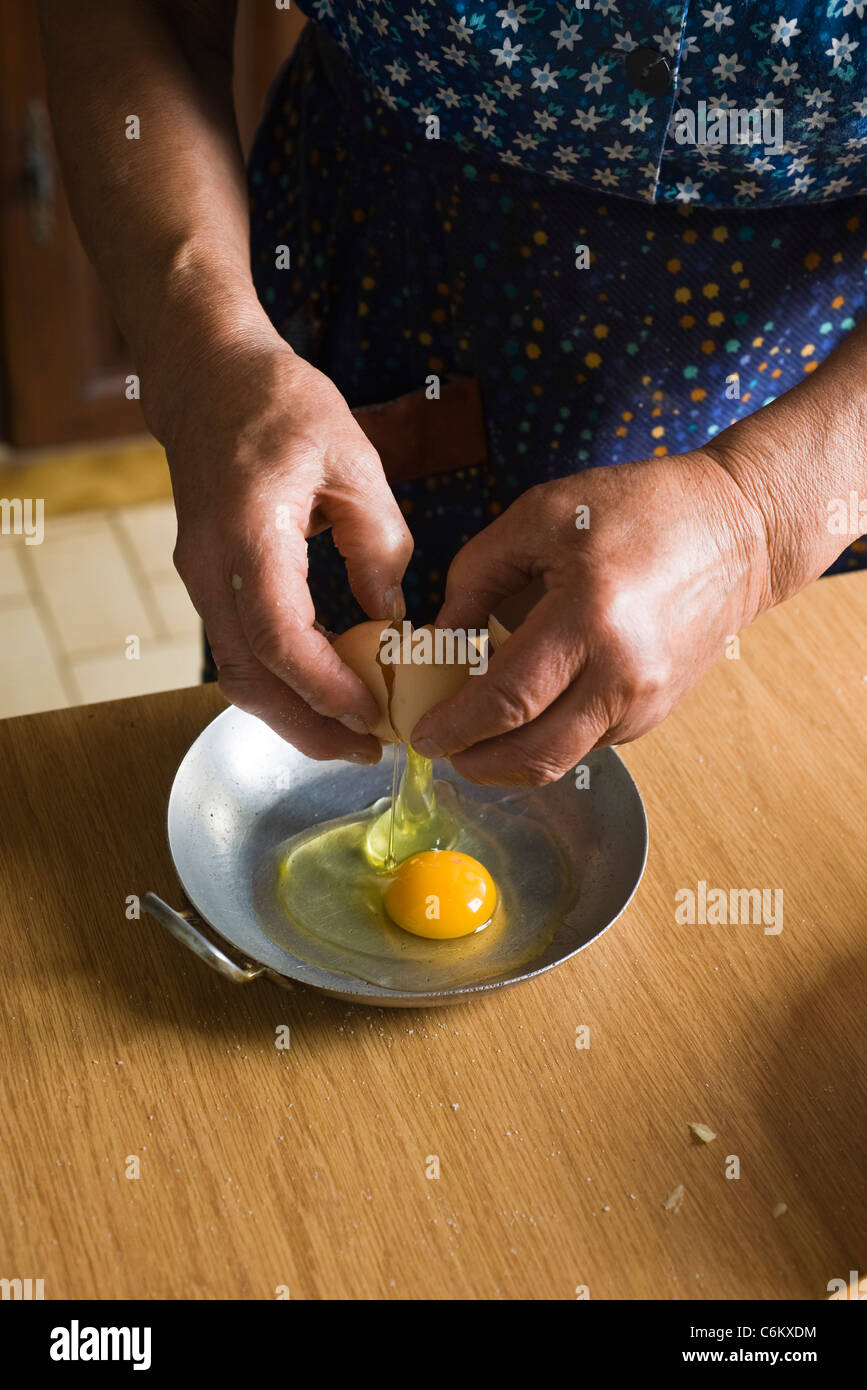 Egg shell cracking hi-res stock photography and images - Alamy