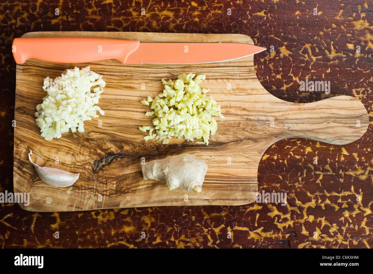 Freshly chopped garlic and ginger Stock Photo - Alamy