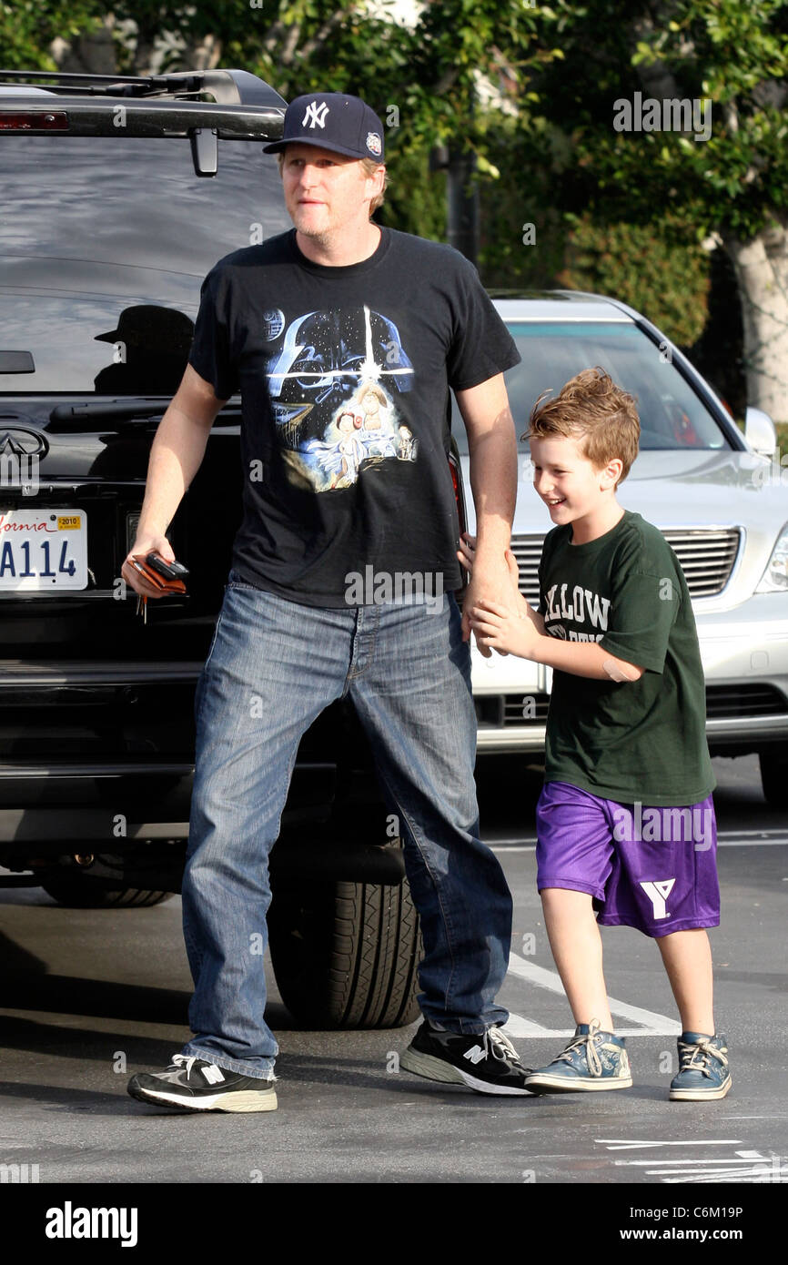 Michael Rapoport shopping at 'Fred Segal' with his son. Los Angeles ...
