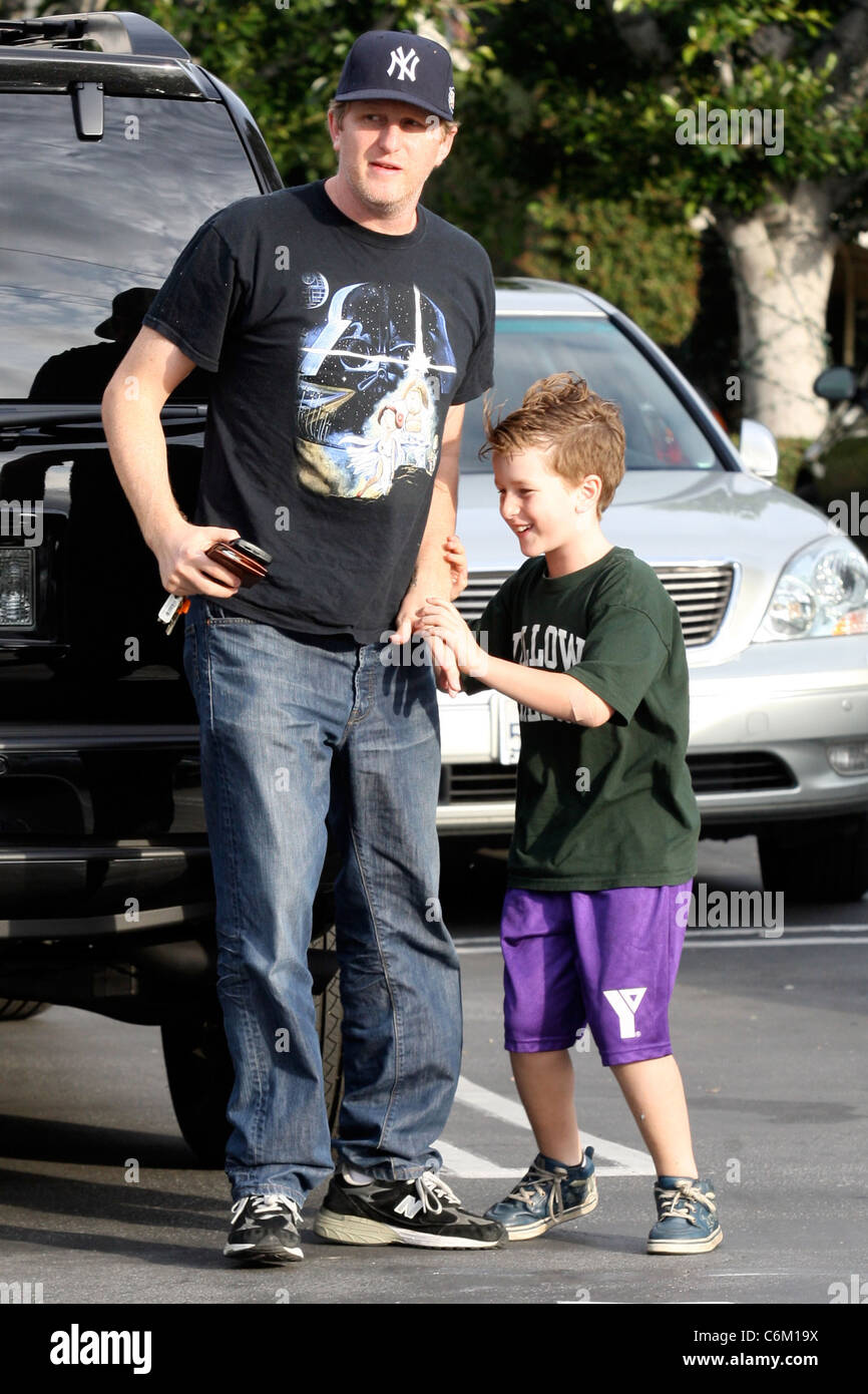 Michael Rapoport shopping at 'Fred Segal' with his son. Los Angeles ...