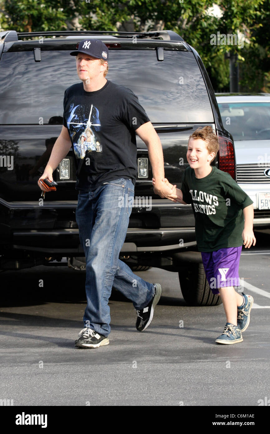 Michael Rapoport Shopping At Fred Segal With His Son Los Angeles California 040210 Owen