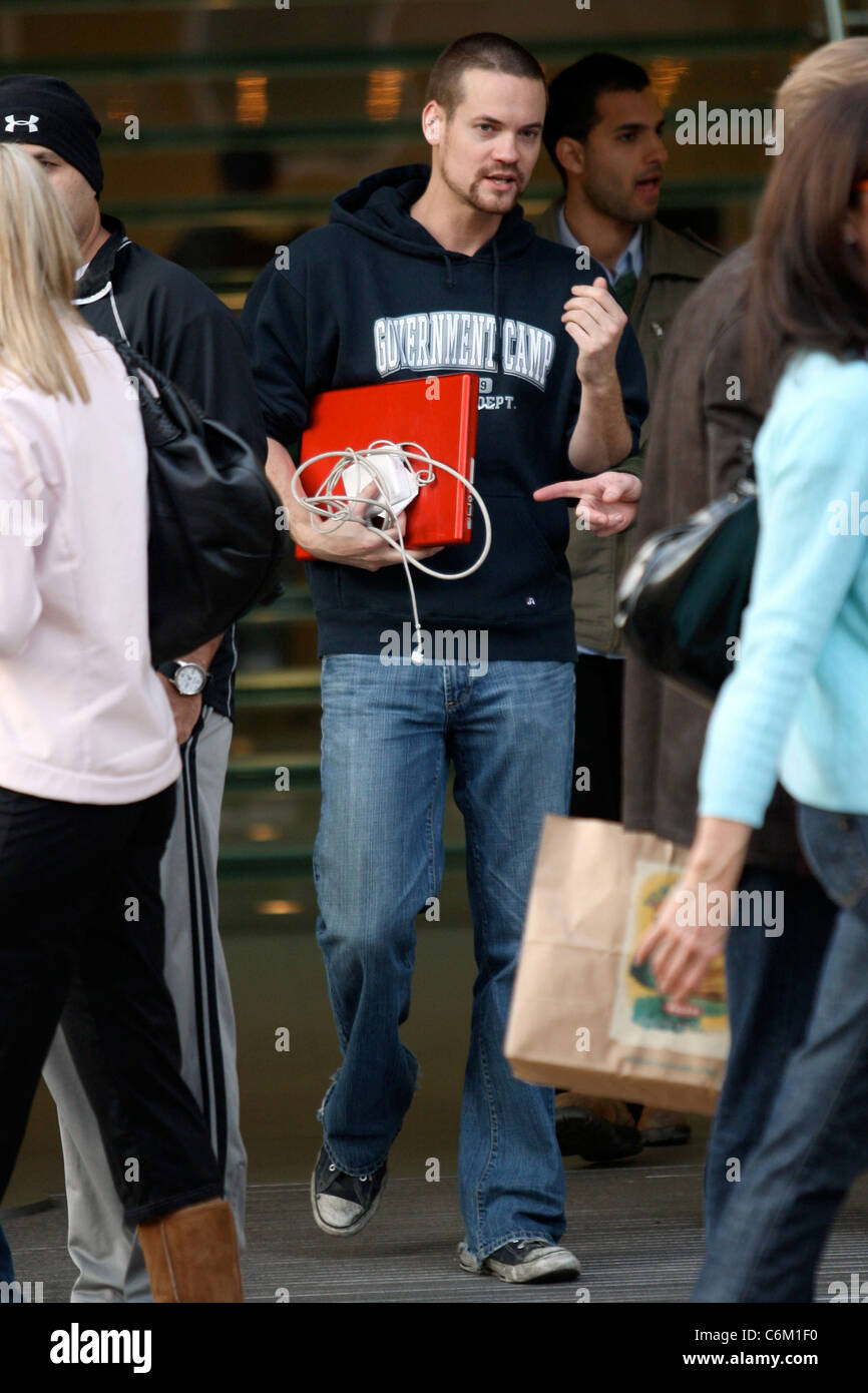 Shane West leaving the Apple store in Hollywood. Los Angeles ...