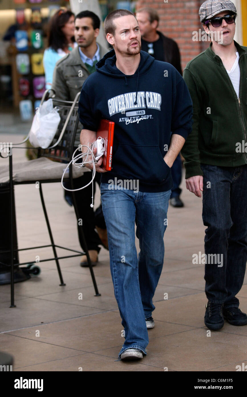 Shane West leaving the Apple store in Hollywood. Los Angeles ...
