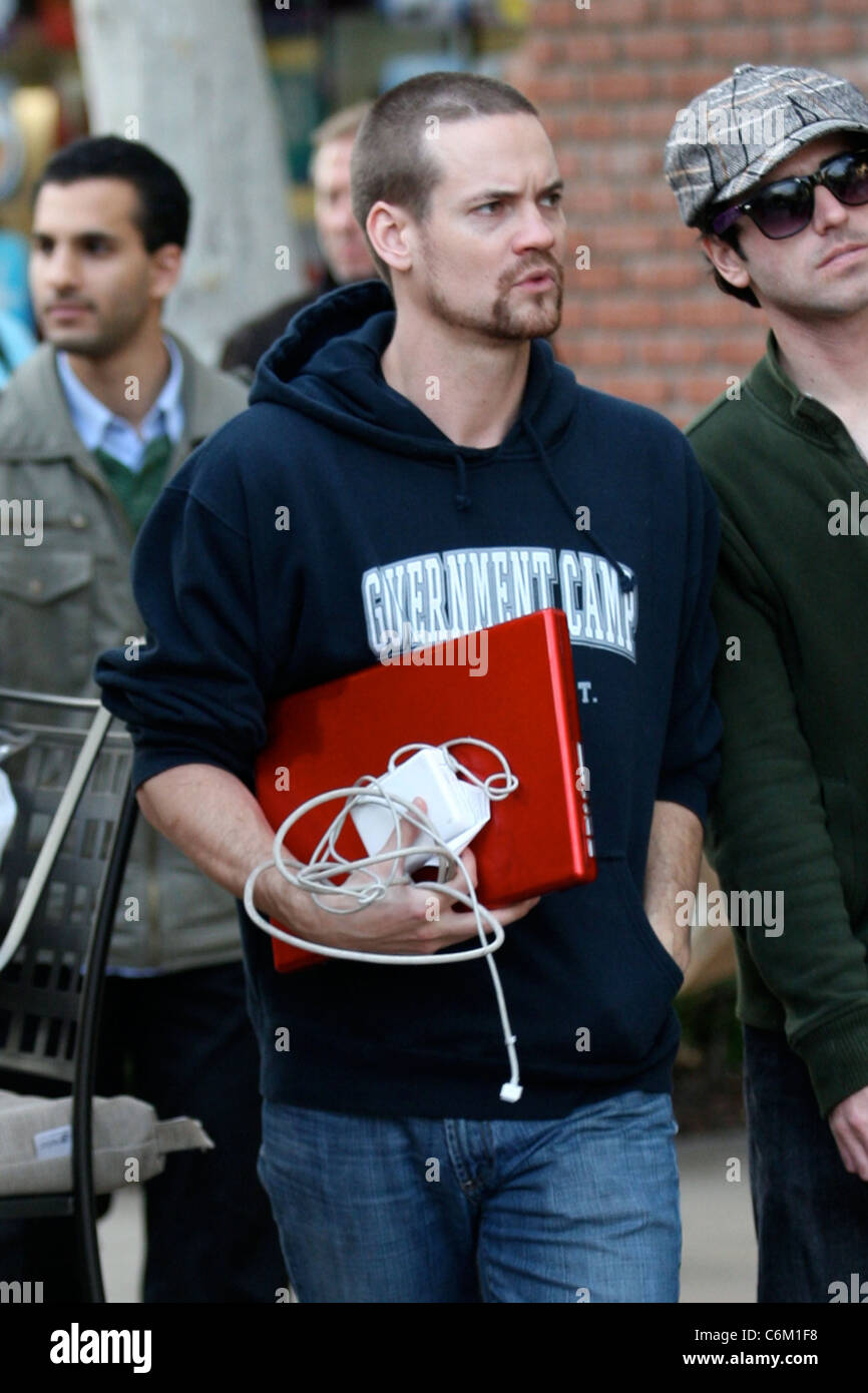 Shane West leaving the Apple store in Hollywood. Los Angeles ...