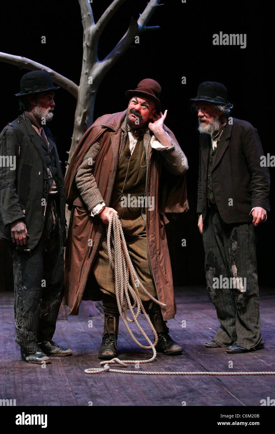 Roger Rees, Matthew Kelly and Sir Ian McKellen on stage rehearsing for ...