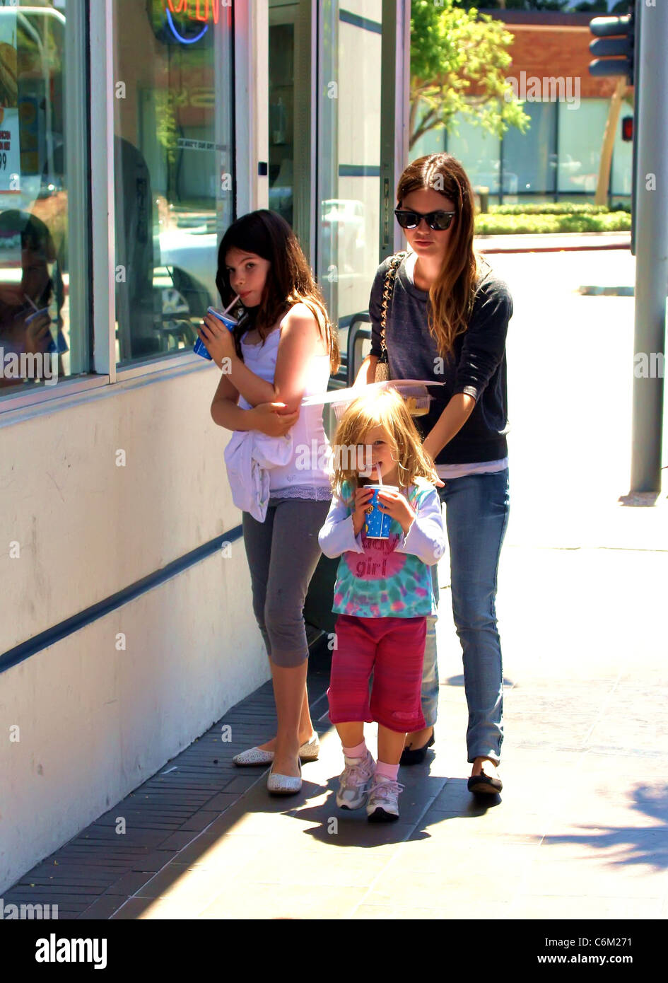Rachel Bilson on babysitting duty as she takes some children to Johnny ...