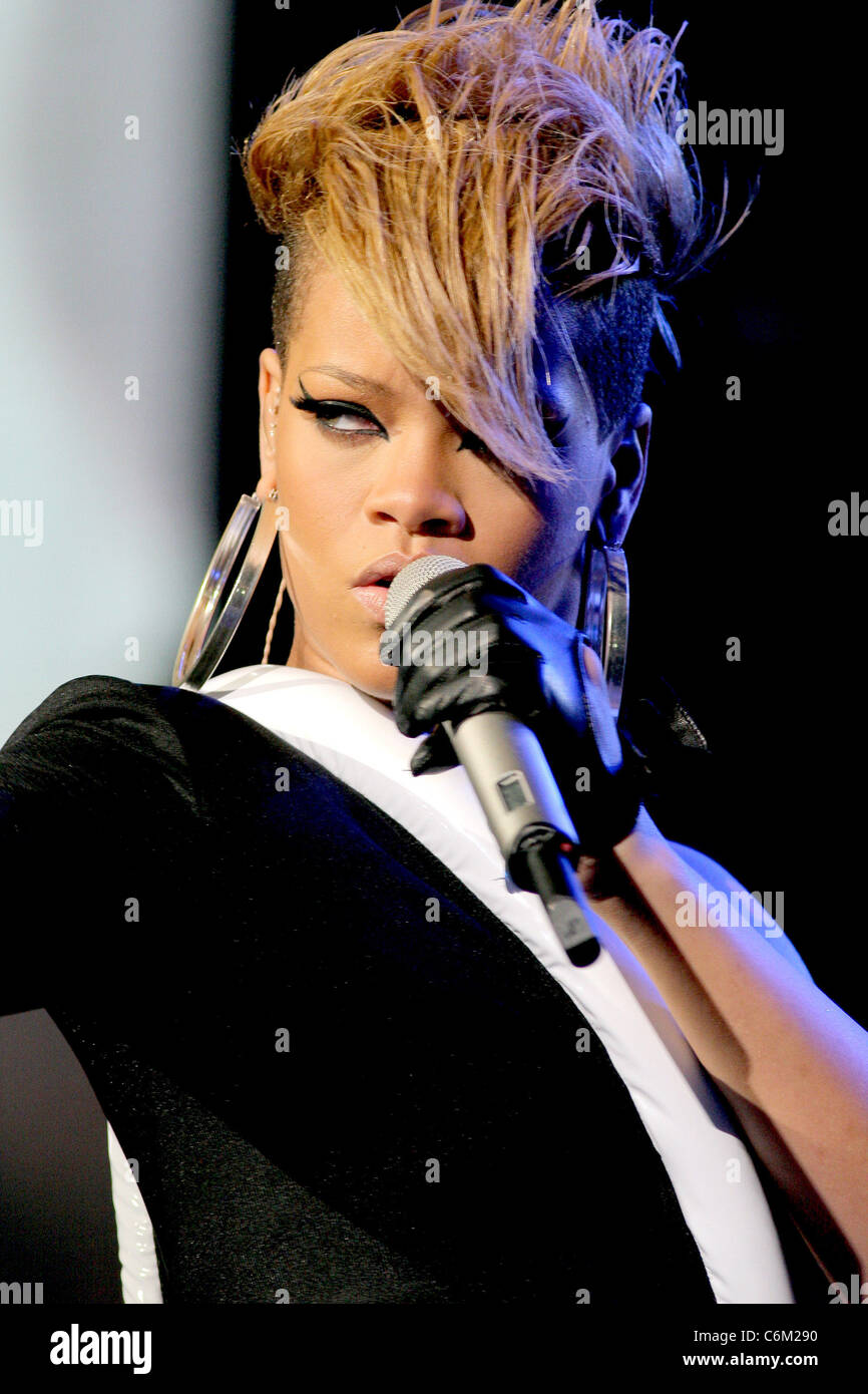 Rihanna performing Pepsi Fan Jam Super Bowl Concert on South Beach ...