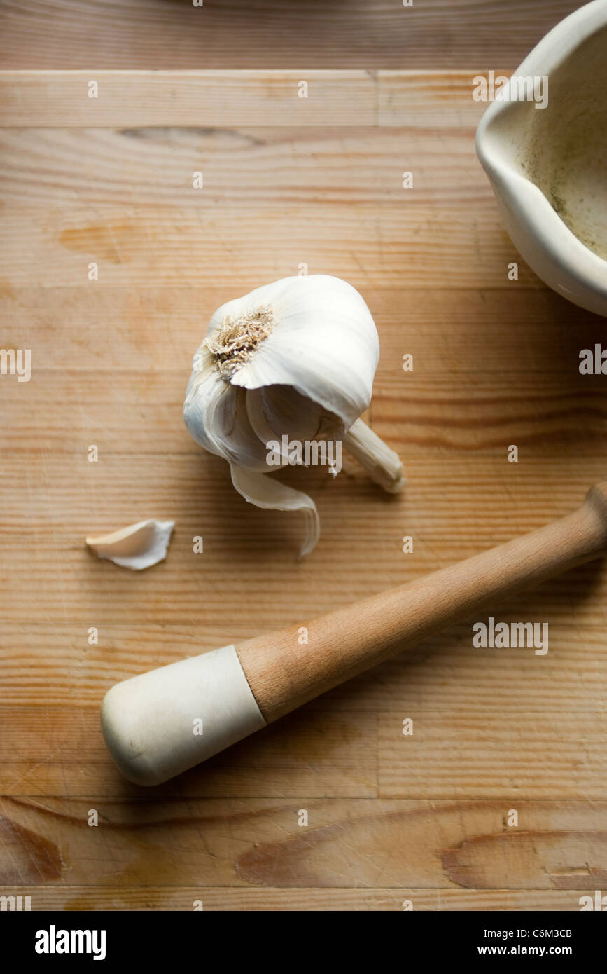 Garlic with mortar and pestle Stock Photo - Alamy