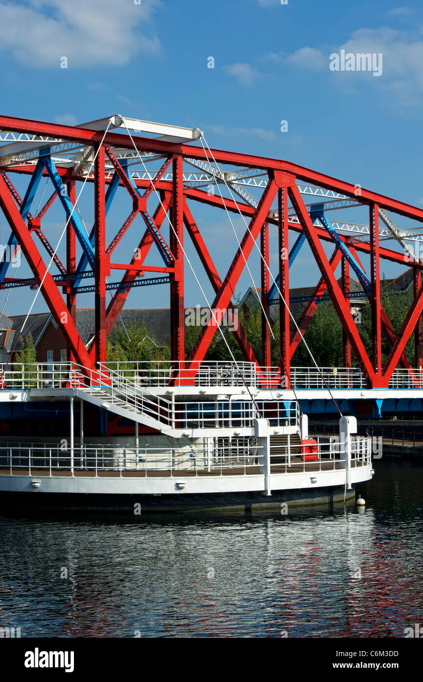 Red white and blue bridge hi-res stock photography and images - Alamy