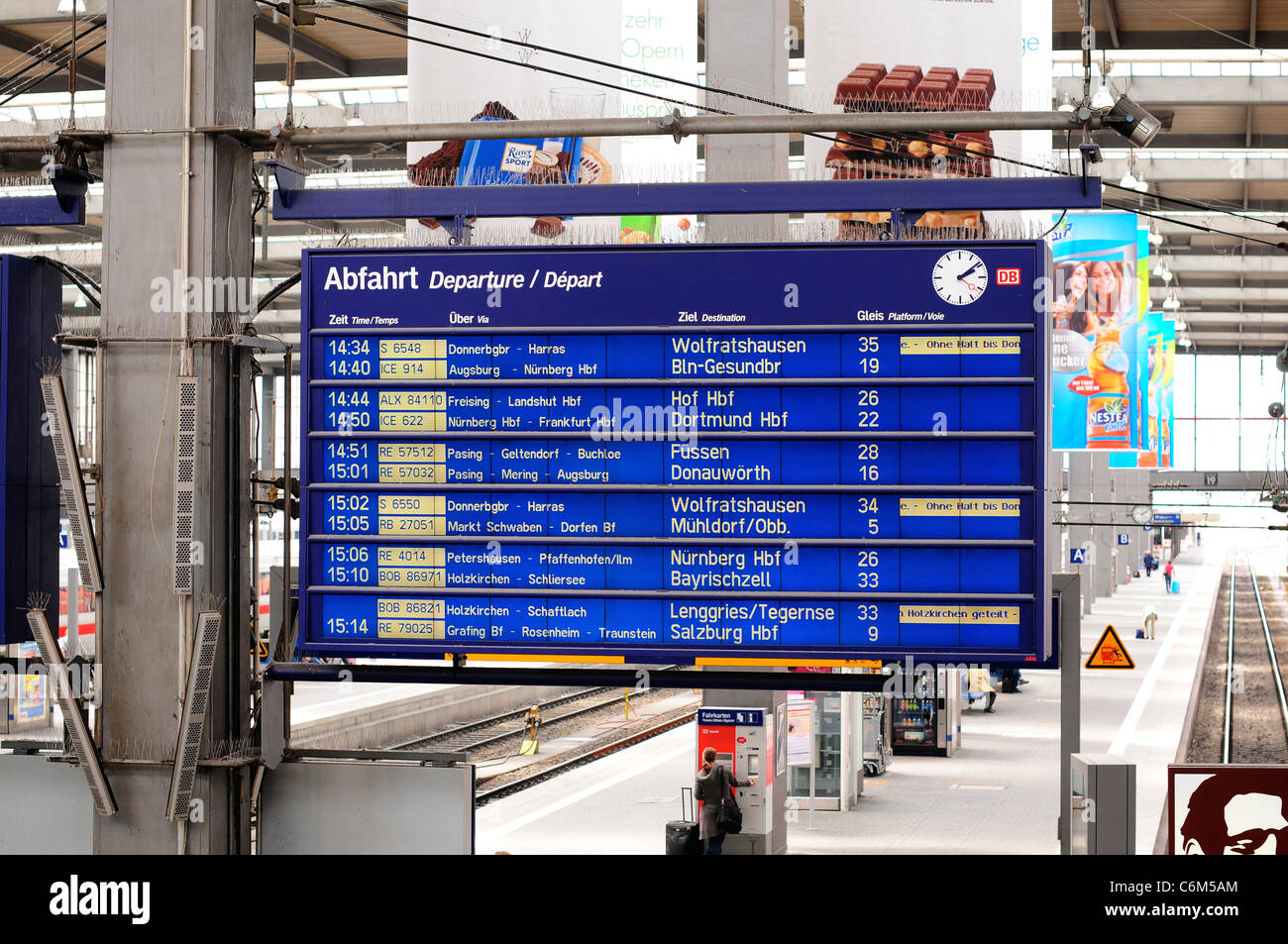 Departures board at München Hauptbahnhof railway station, Munich ...