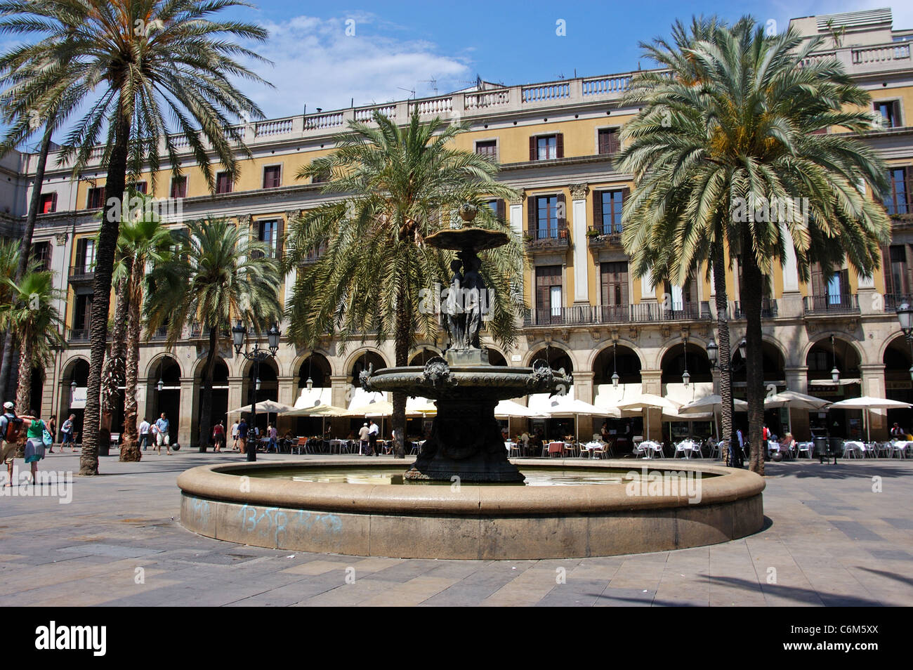 Fountain in the Placa Reial (Plaza Real), Barcelona, Catalonia, Spain ...