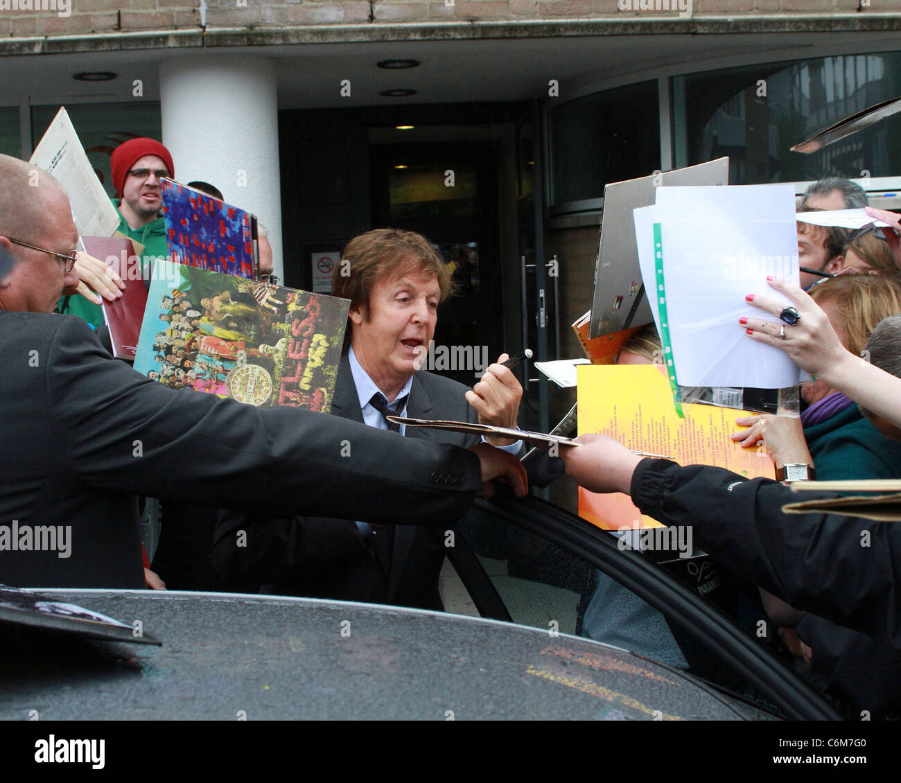Sir Paul McCartney is mobbed by fans as he leaves the LIPA Graduation ...