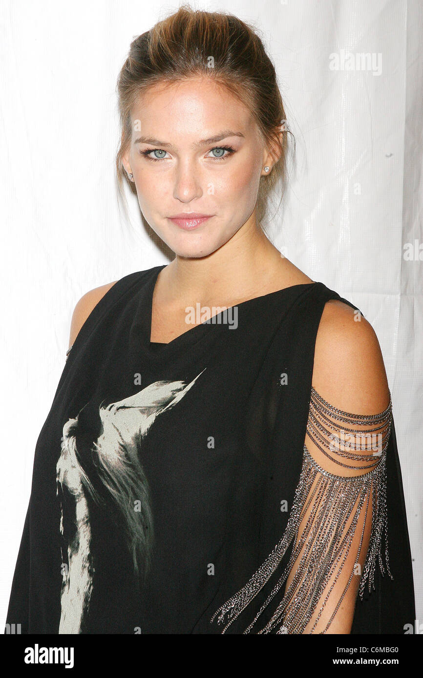 Bar Refaeli Sports Illustrated Swimsuit 24 7: New York Launch Party ...