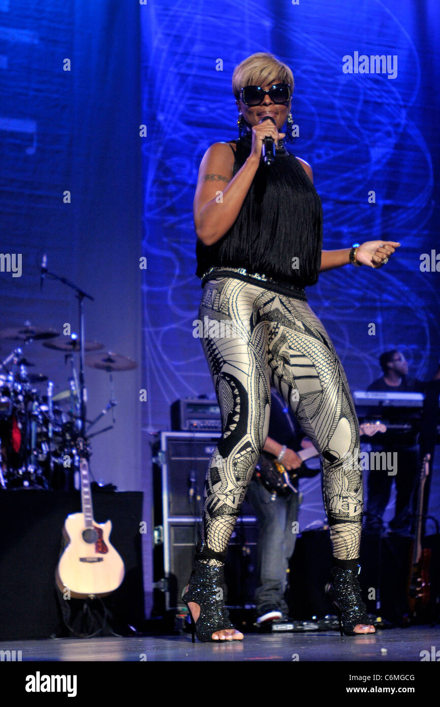Mary J Blige performs during Lilith Fair 2010 at the Molson Canadian ...