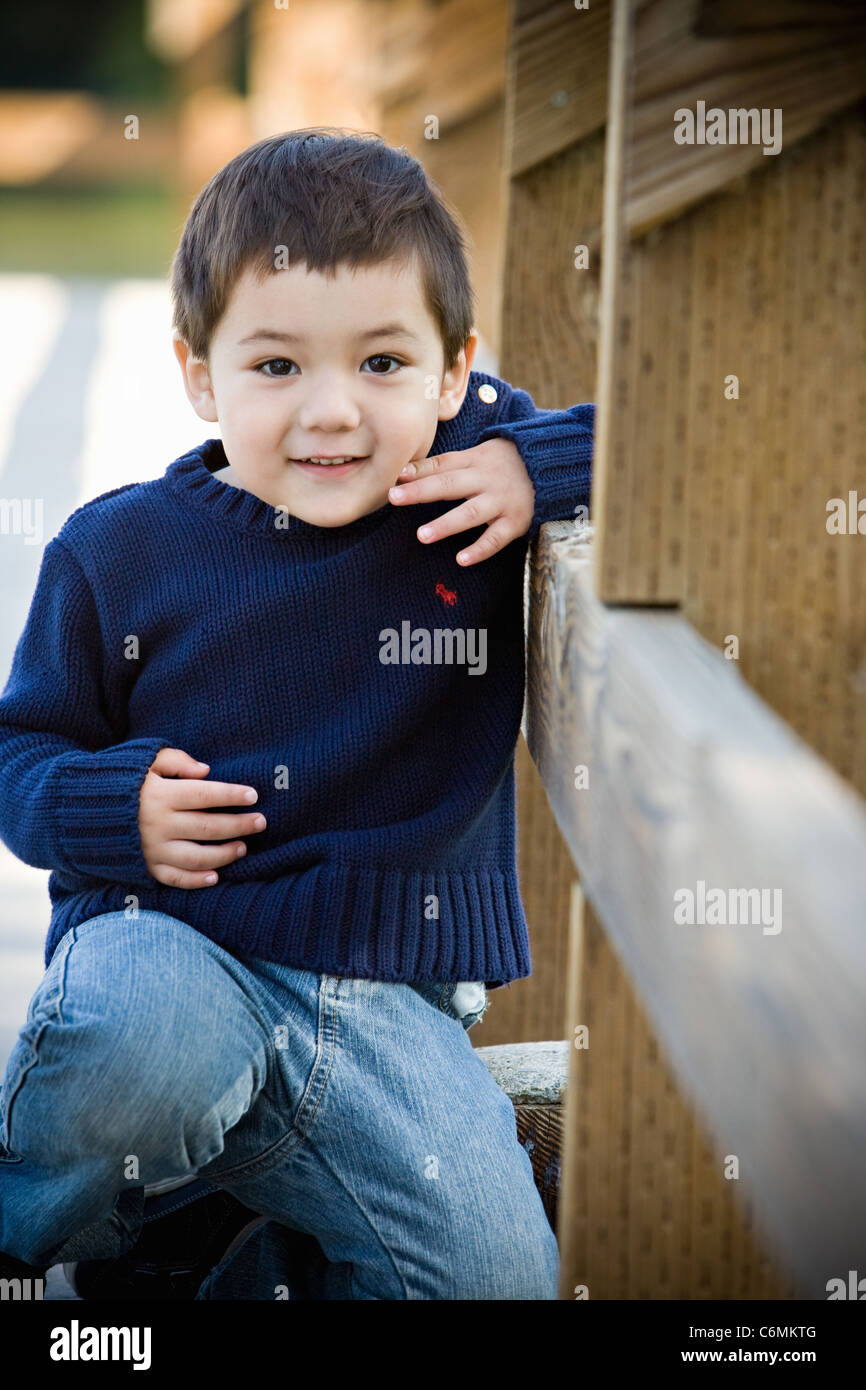 Child leaning on a fence hi-res stock photography and images - Alamy