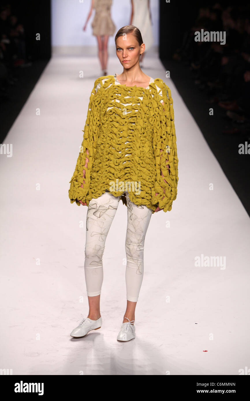 Model Mercedes-Benz IMG New York Fashion Week Fall 2010 - Project ...