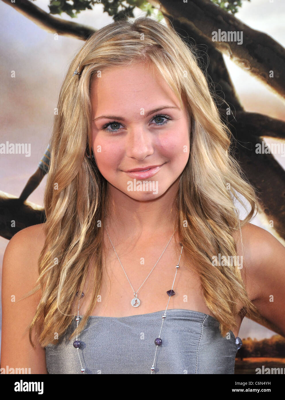 Ashley Taylor Los Angeles Premiere of "Flipped" held at the Cinerama ...