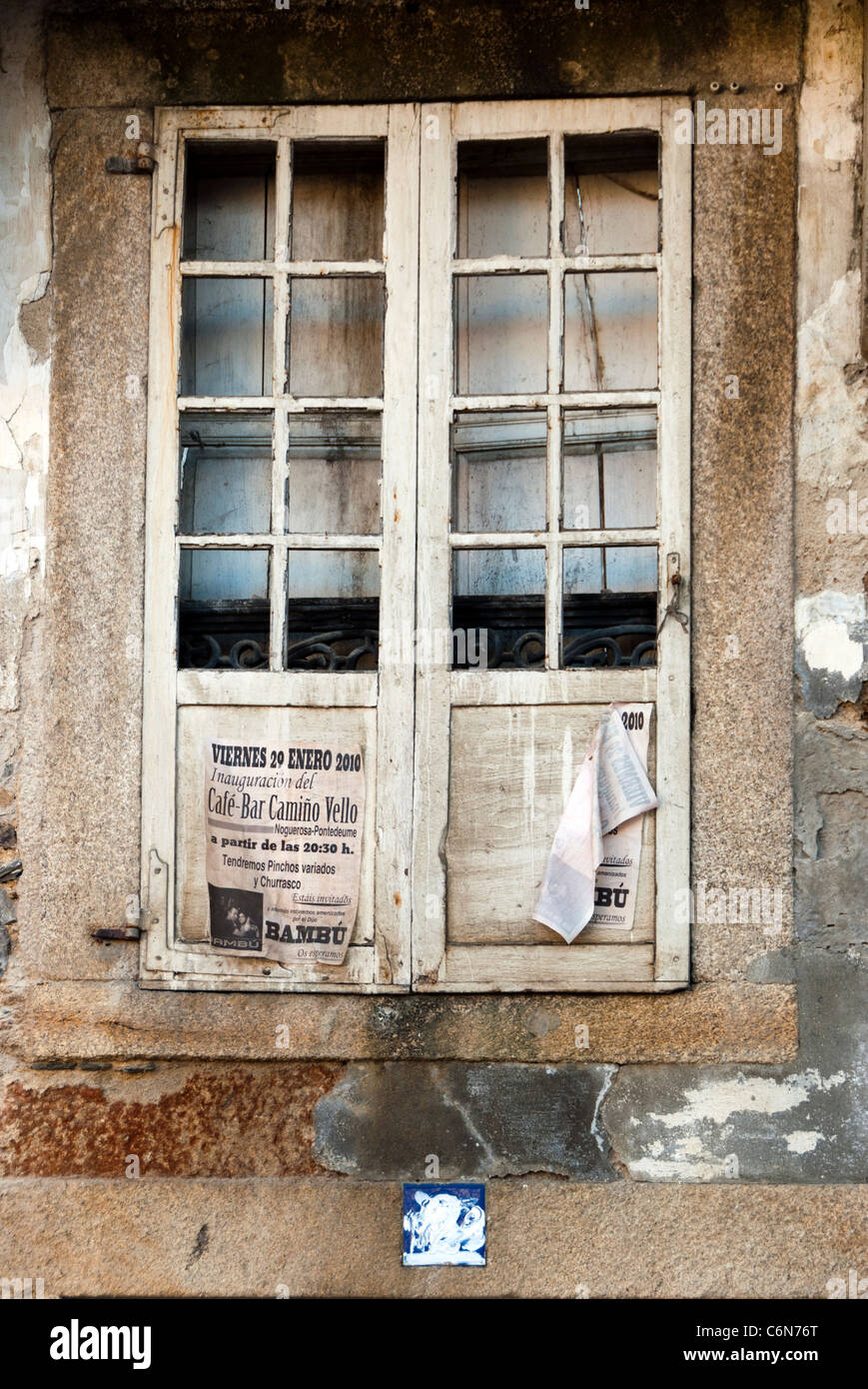 Old fashioned window frame hi-res stock photography and images - Alamy