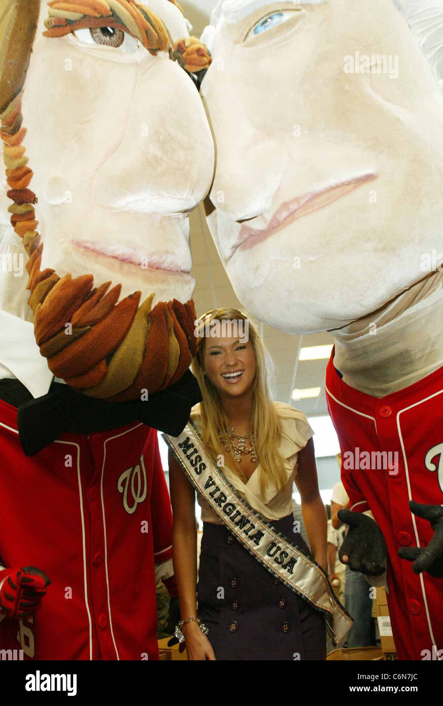 Miss Virginia USA US military members, Microsoft and the USO partnered ...