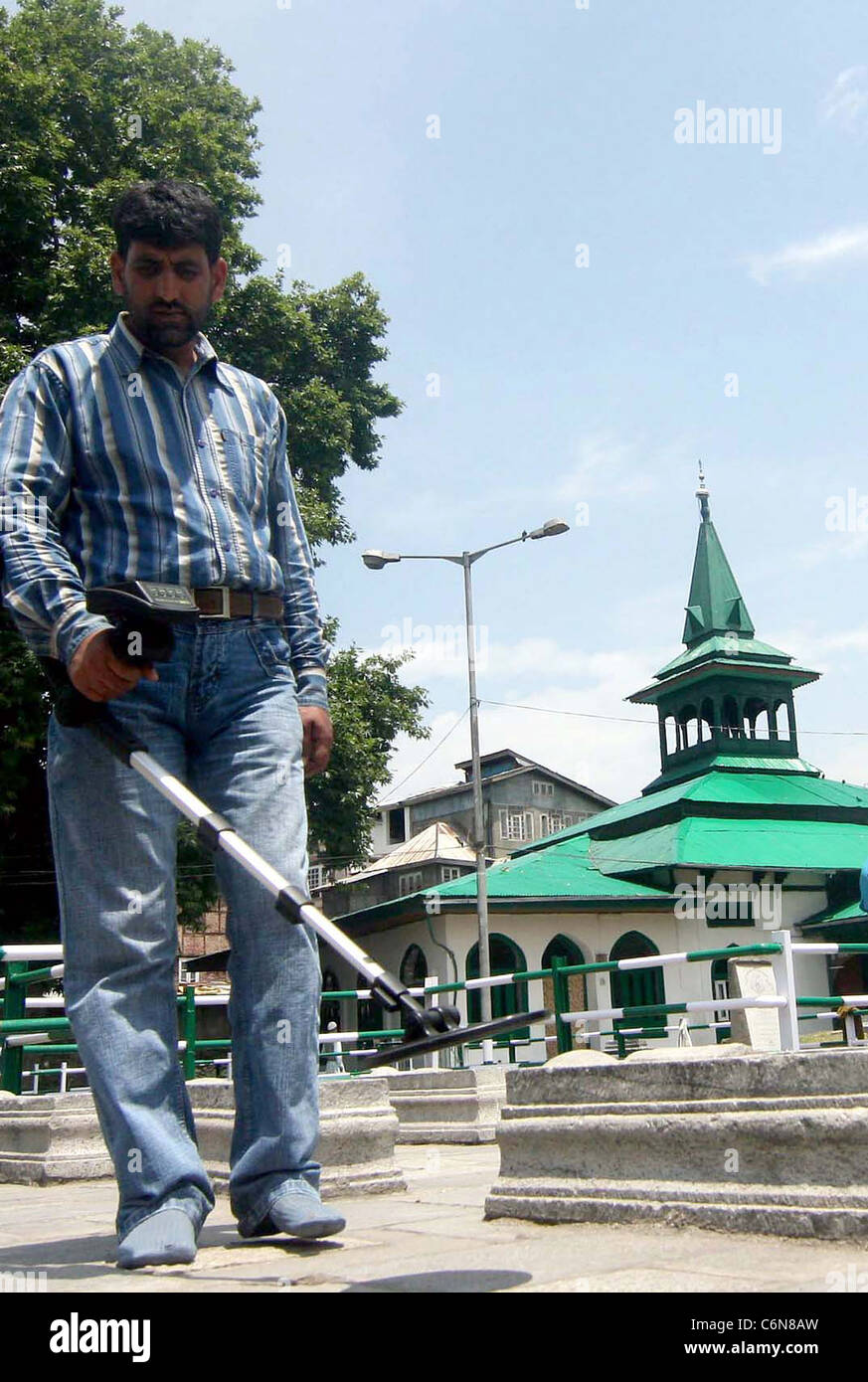 Frisking with a detector hi-res stock photography and images - Alamy