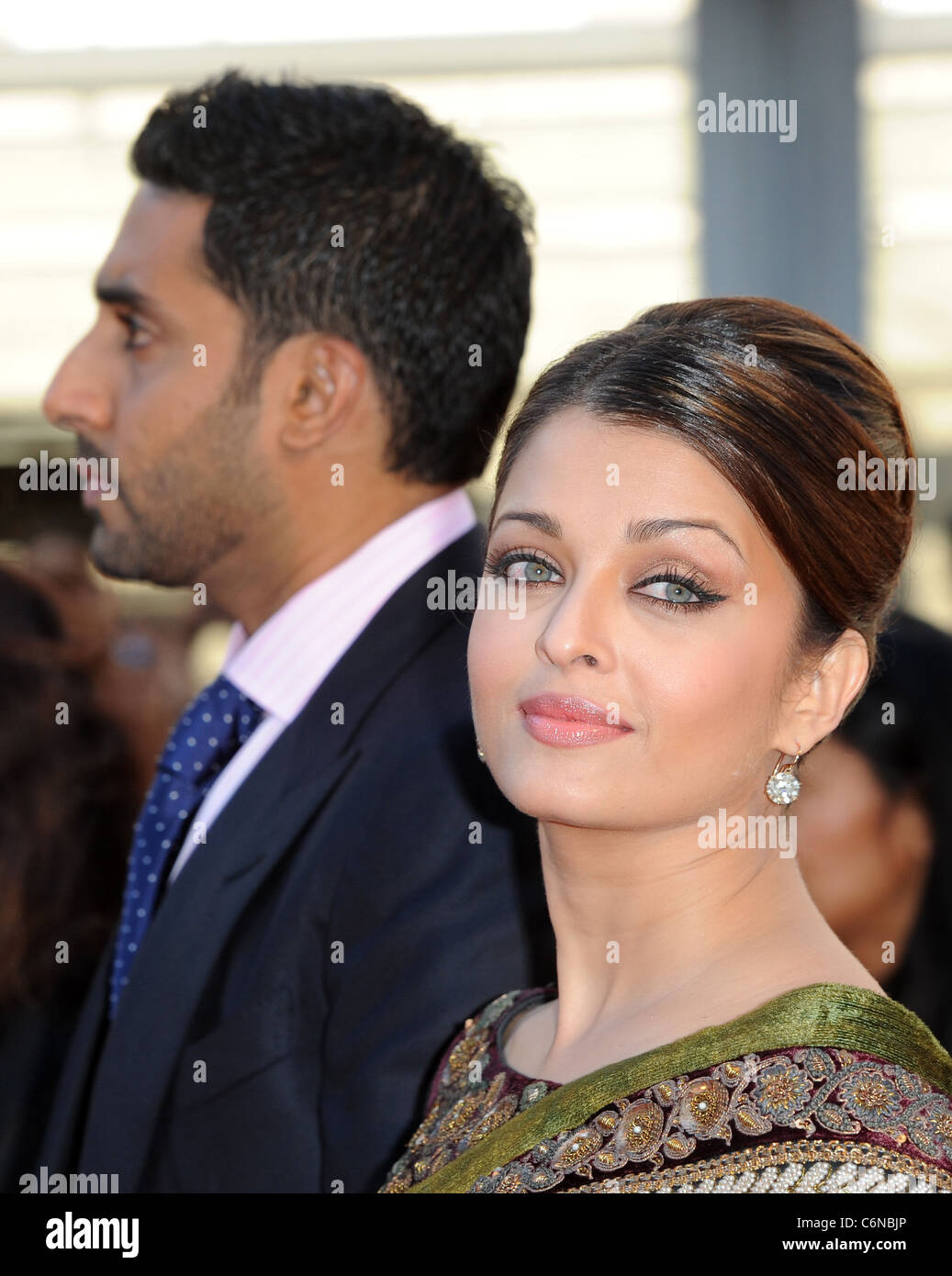 Aishwarya Rai Bachchan, Abhishek Bachchan Raavan - UK film premiere ...