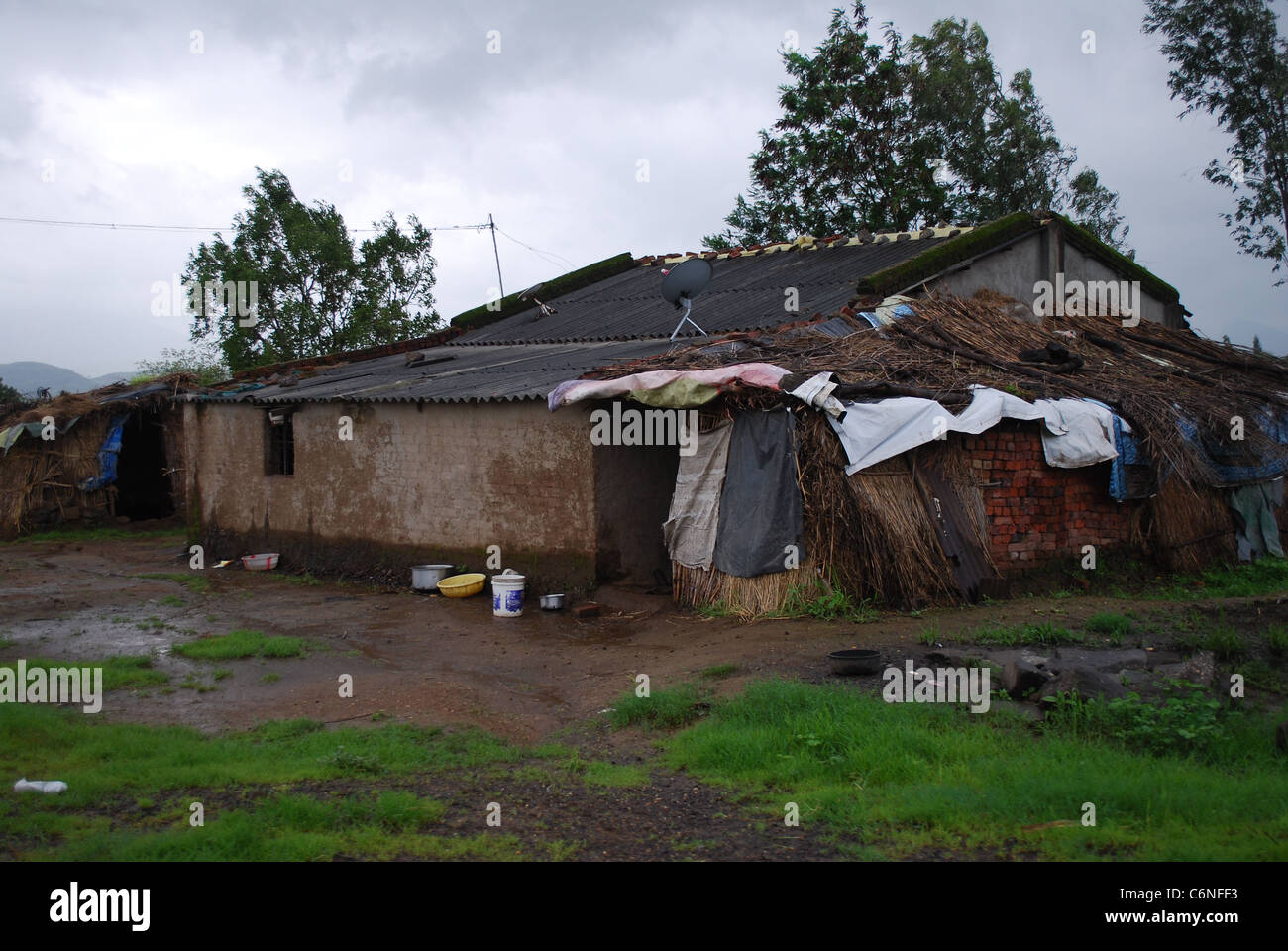 Dung house hi-res stock photography and images - Alamy