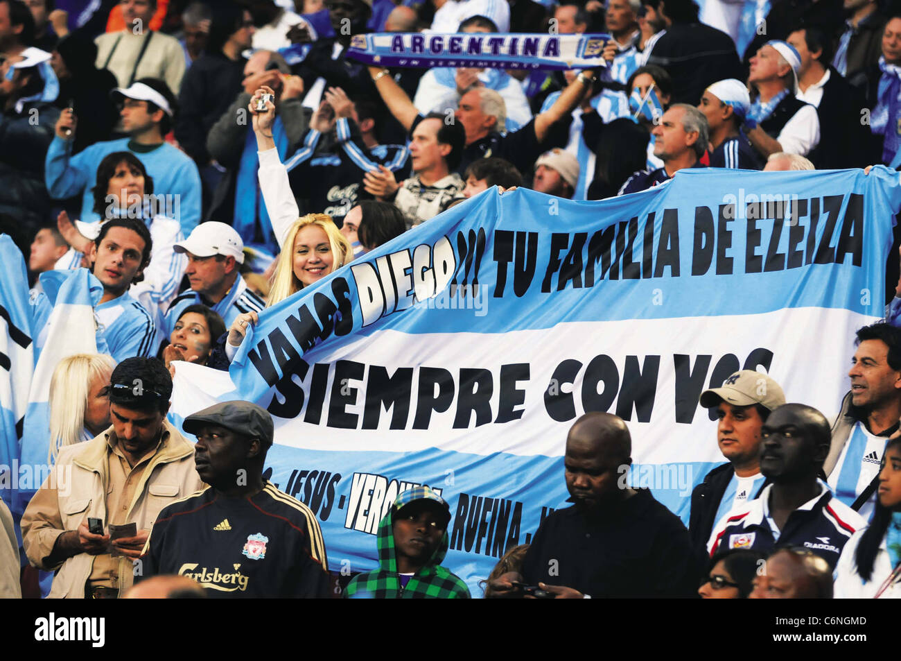 Veronica Ojeda (L), girlfriend of Argentinian coach Diego Maradona ...
