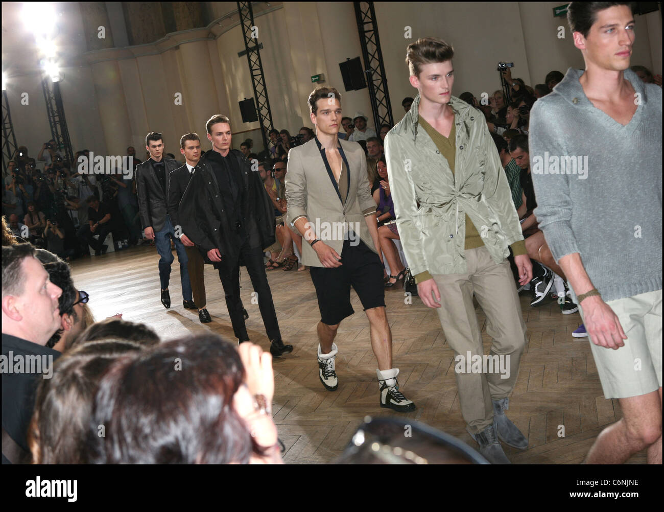 Models Men's Paris Fashion Week - Smalto Autumn Winter 2010 - Catwalk ...