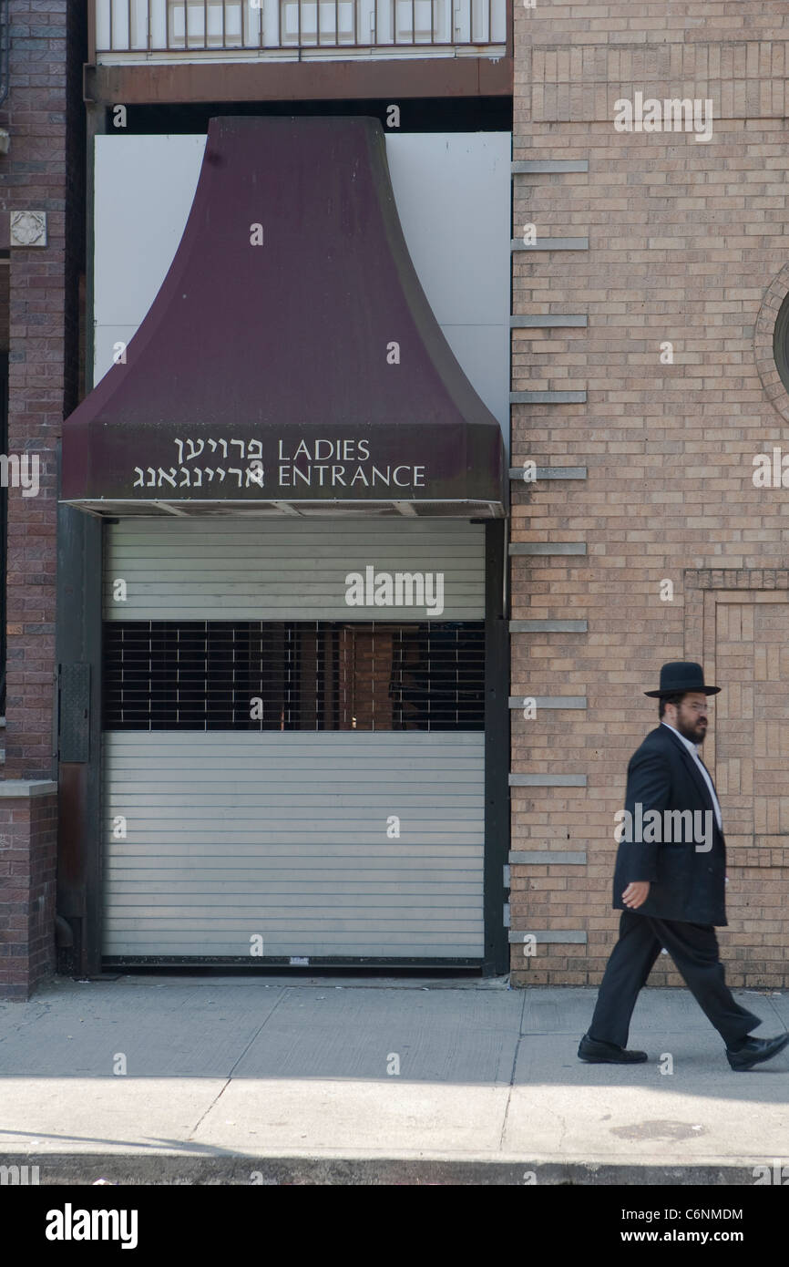 Borough park brooklyn orthodox jewish hi-res stock photography and ...