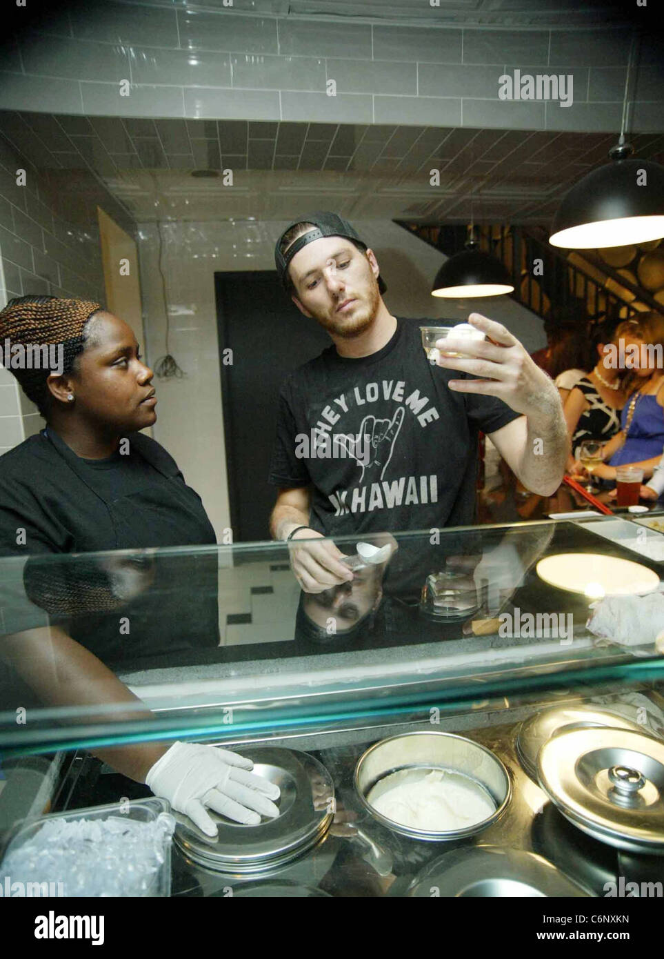 Top Chef Chicago' contestant Spike Mendelsohn celebrates the opening of ...