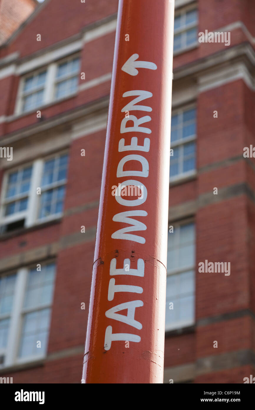 Direction sign to tate Modern on a pole, London, England Stock Photo ...