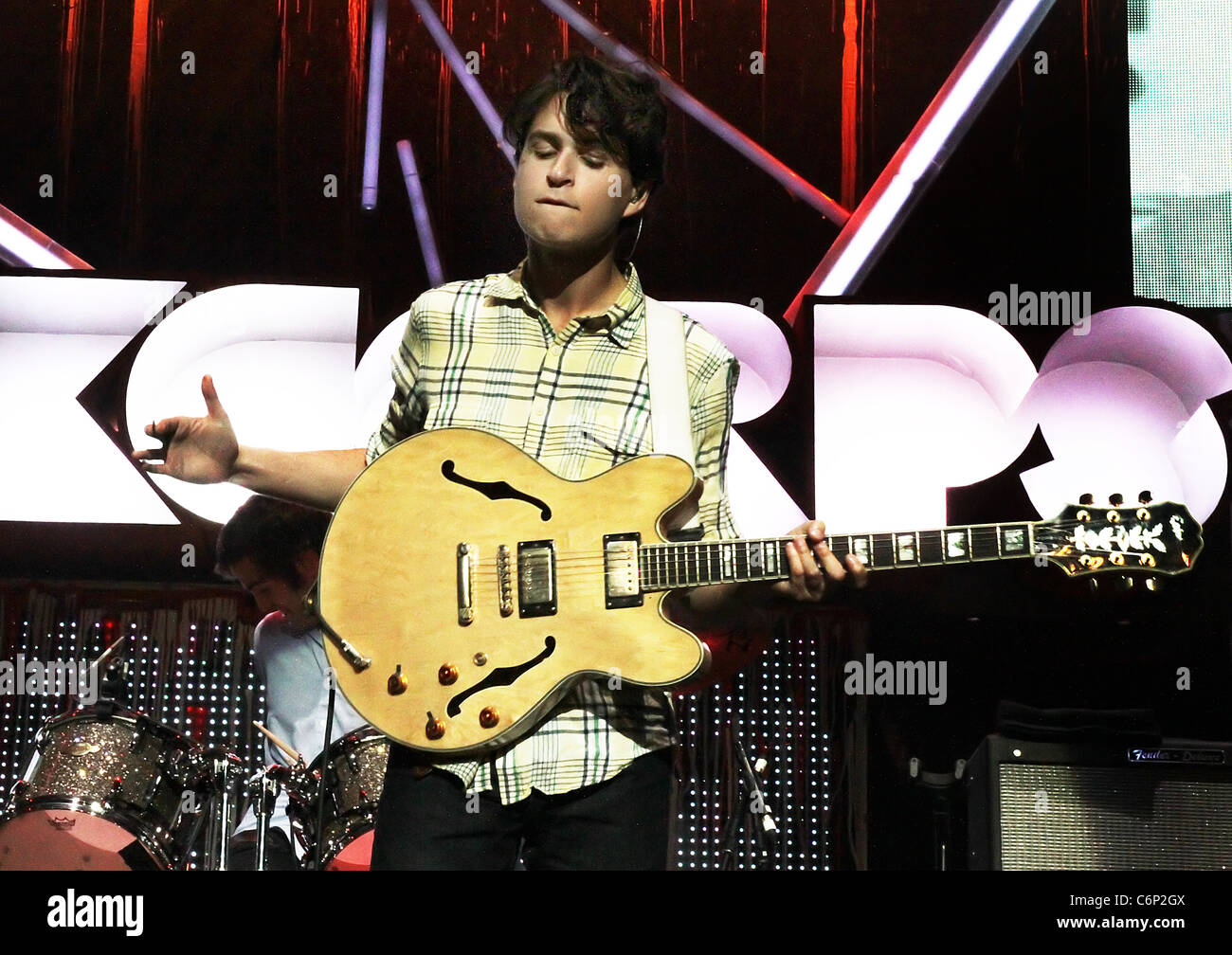 Vampire weekend performing hi-res stock photography and images - Alamy